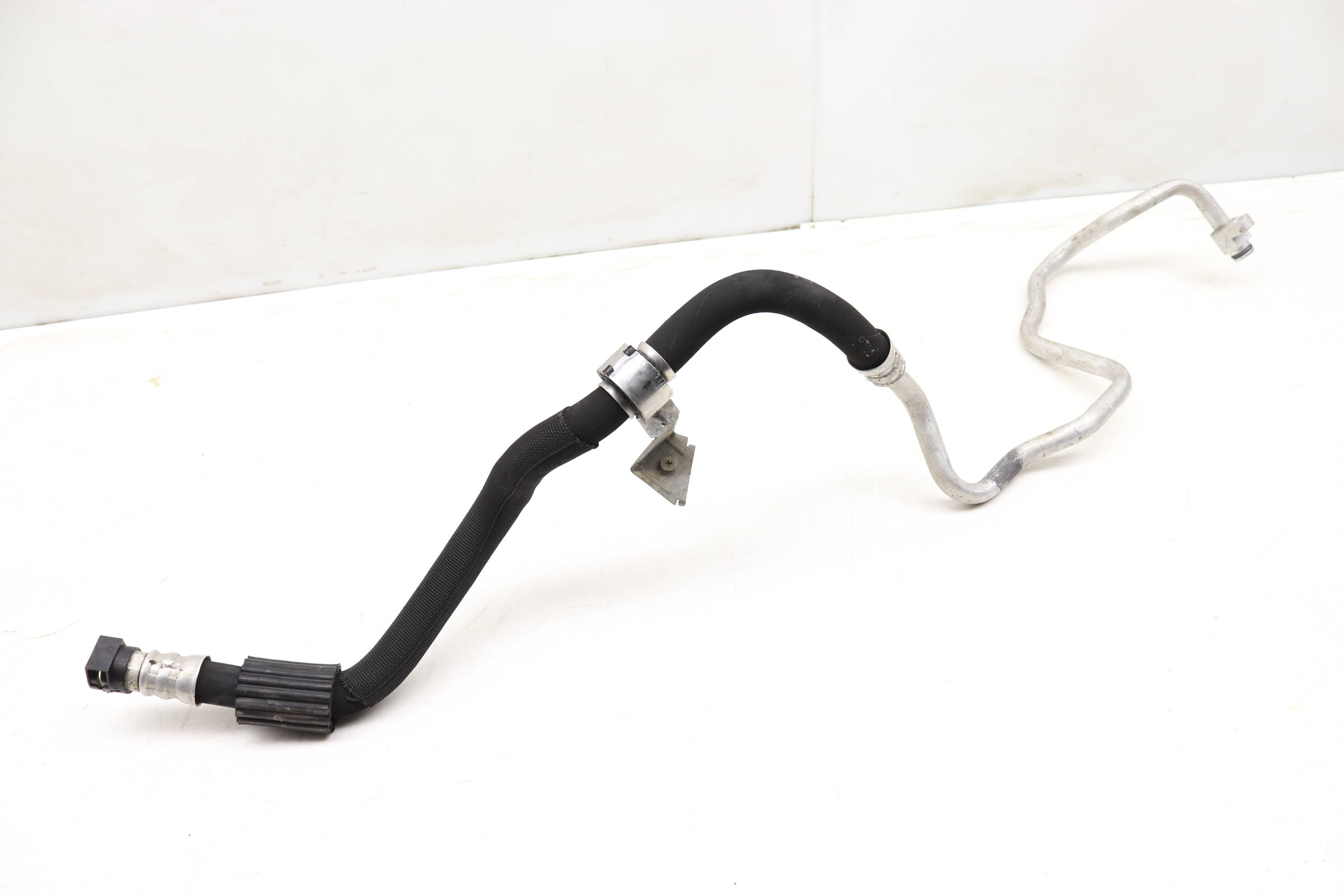 ENGINE OIL COOLER LINE / PIPE (OUTLET) - BMW X5 X6 - 17227576397