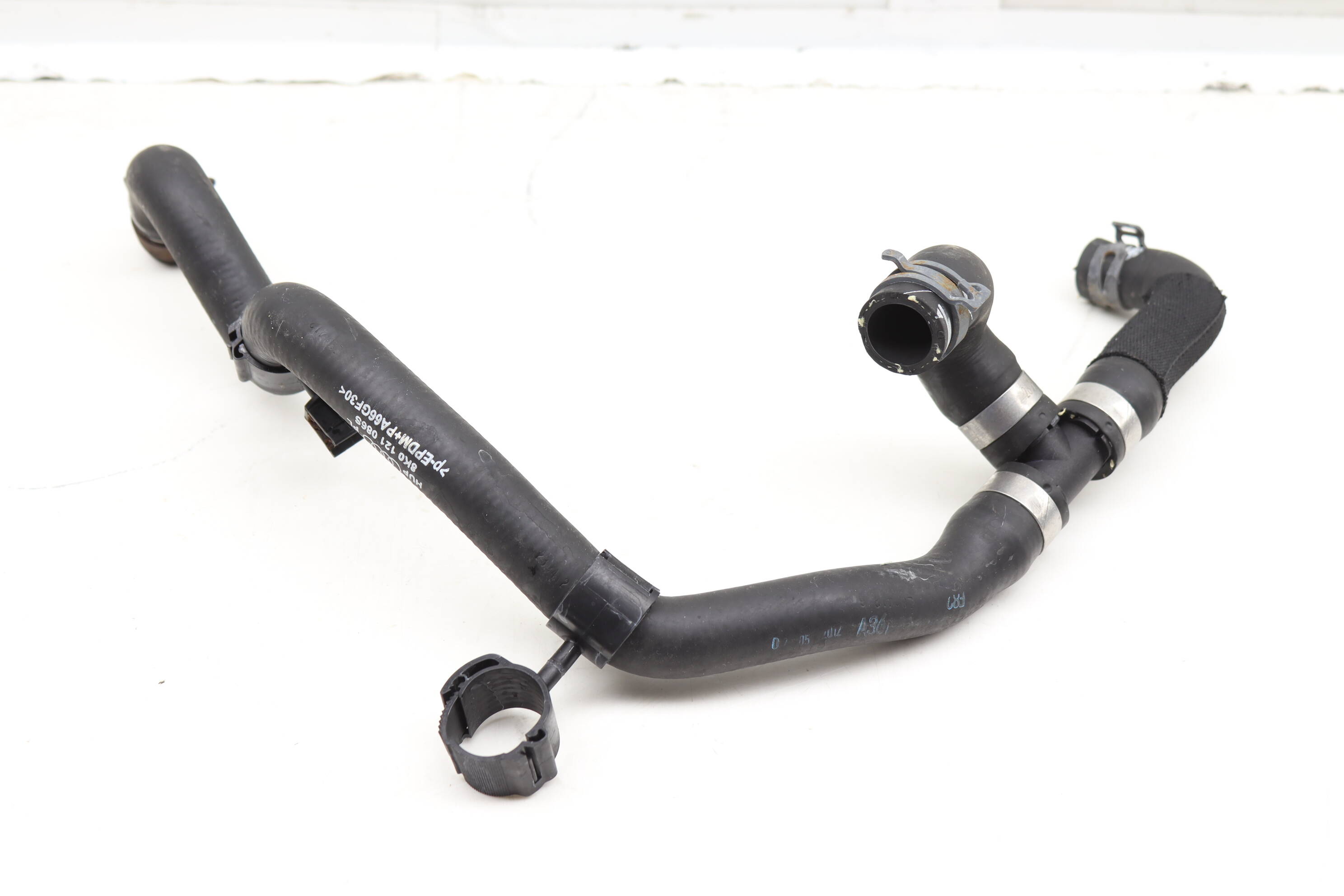 Audi Center Radiator Coolant Hose / Line 8K0121086S