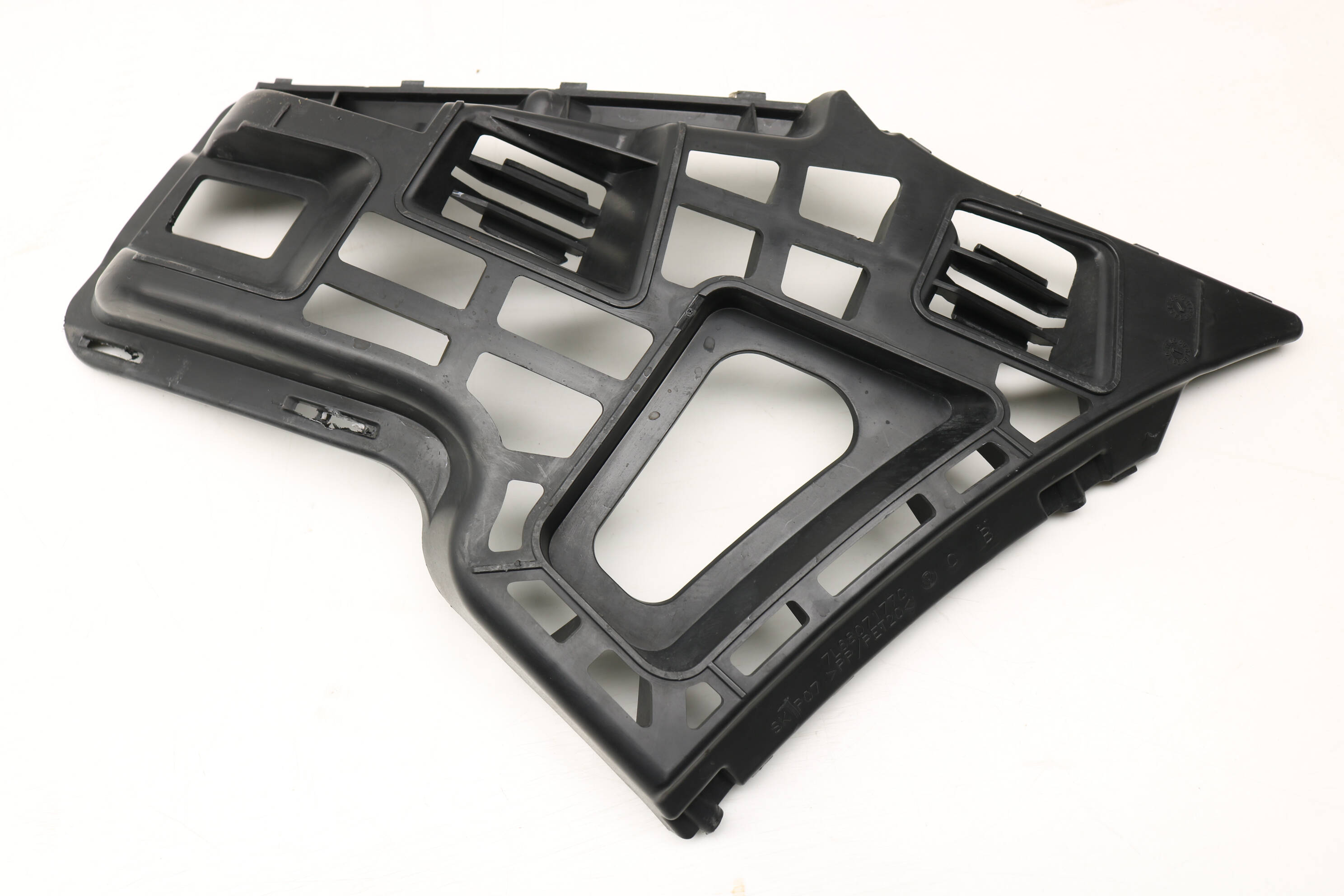 FRONT LEFT - BUMPER GUIDE / MOUNT BRACKET - VW TOUAREG - 7L6807177C