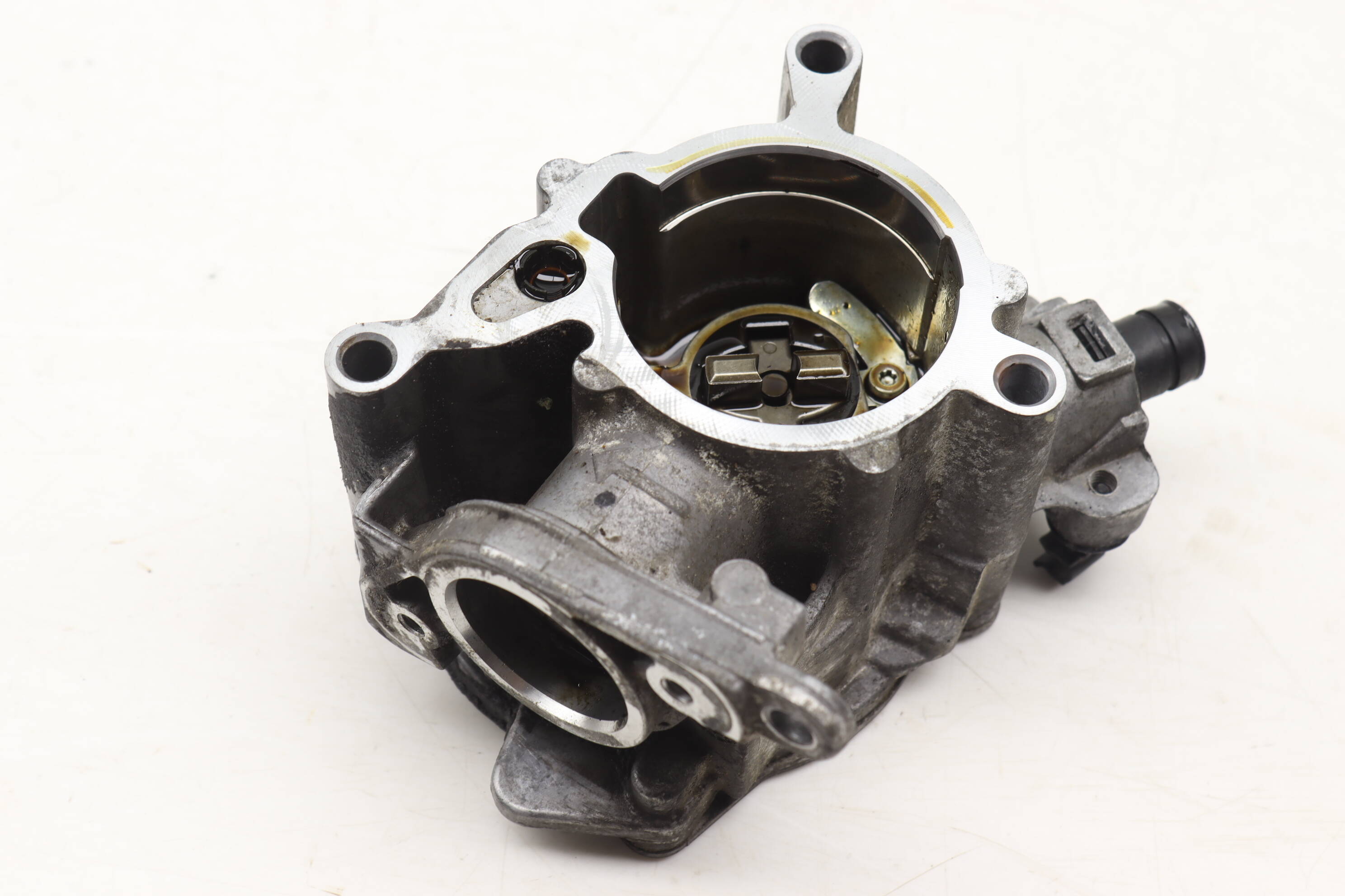 VW Brake Vacuum Pump (Tiguan, Eos, CC, Beetle, GTI) 06J145100F