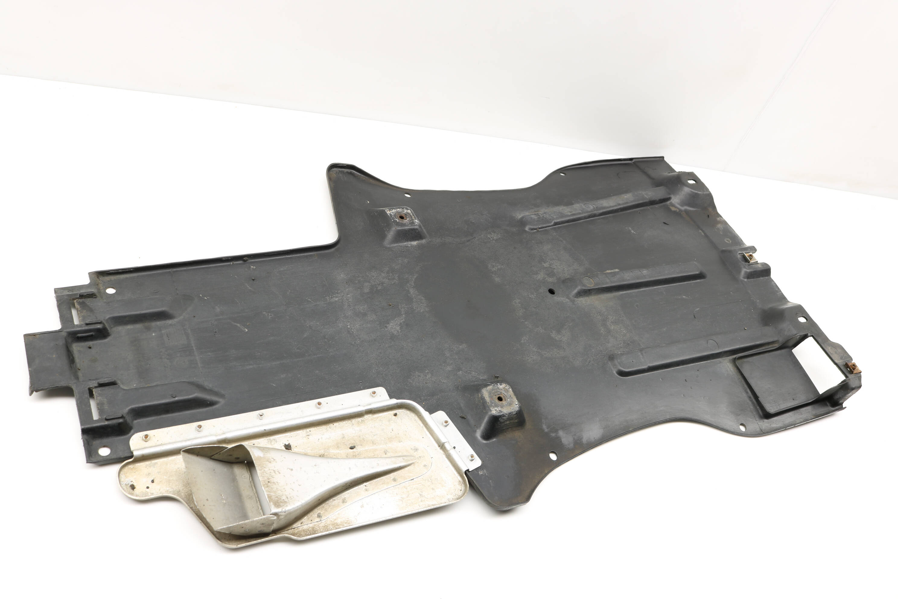 UNDERBODY SHIELD PANEL / LINER - PORSCHE CAYENNE - 7L0825231AC