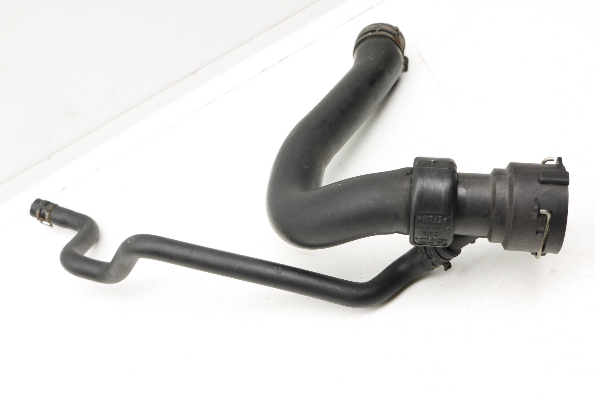 UPPER RADIATOR / COOLANT HOSE - AUDI A4 - 8E0121044N