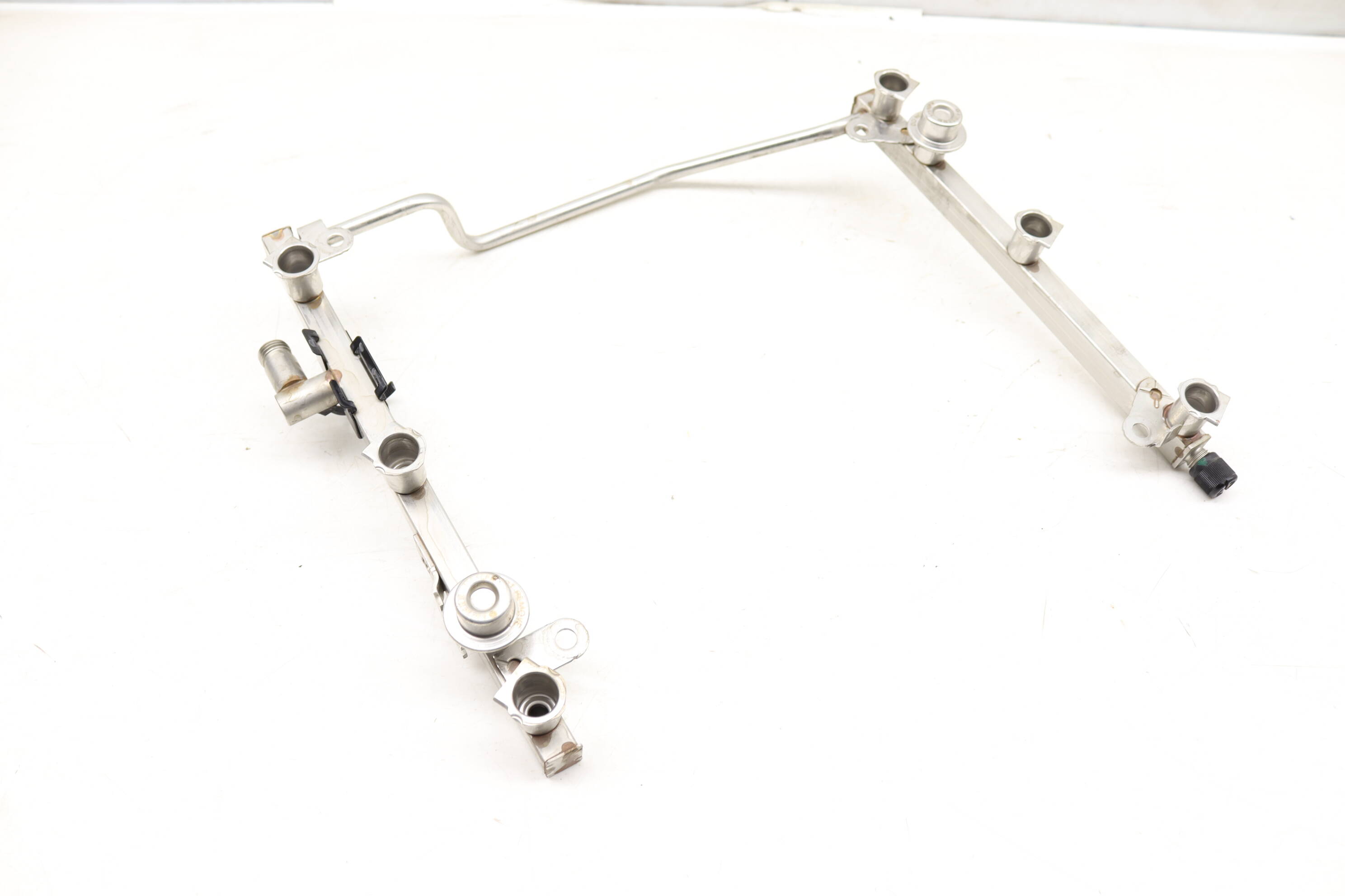 Mercedes-Benz Fuel Rail 2720700995