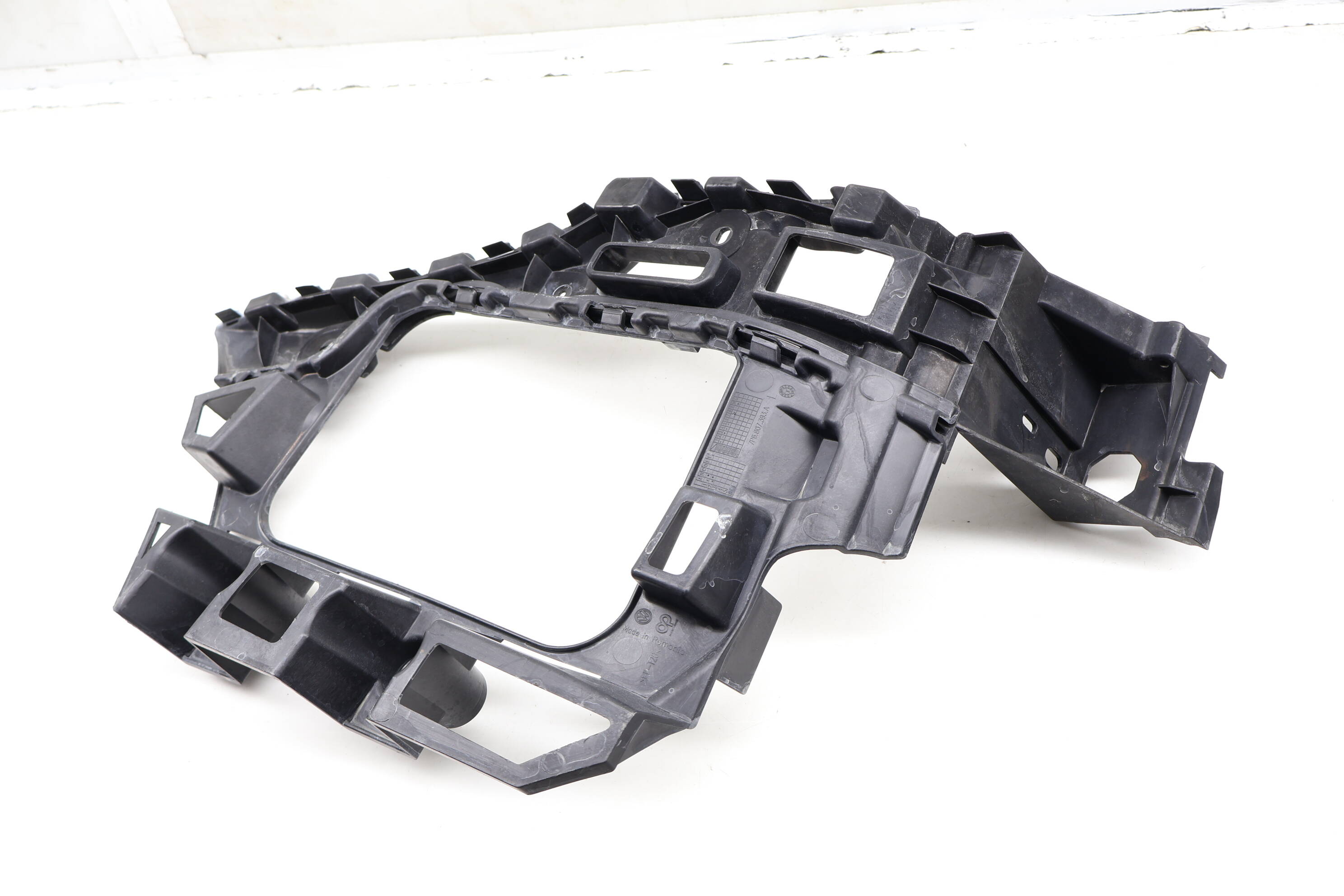 VW Rear Left Bumper Guide Mount / Bracket (Touareg) 7P6807375B