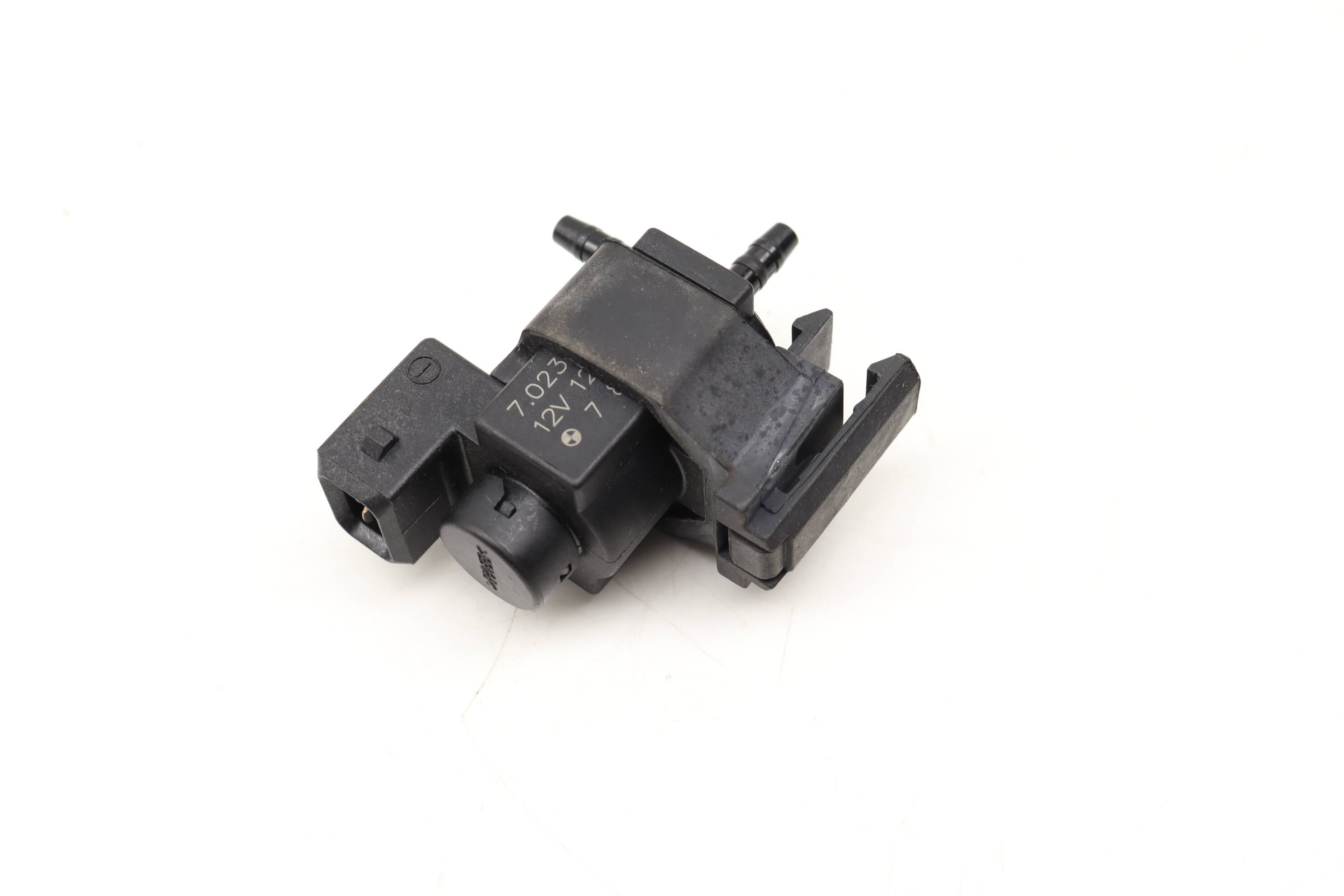BMW Vacuum Control Valve 11747810831