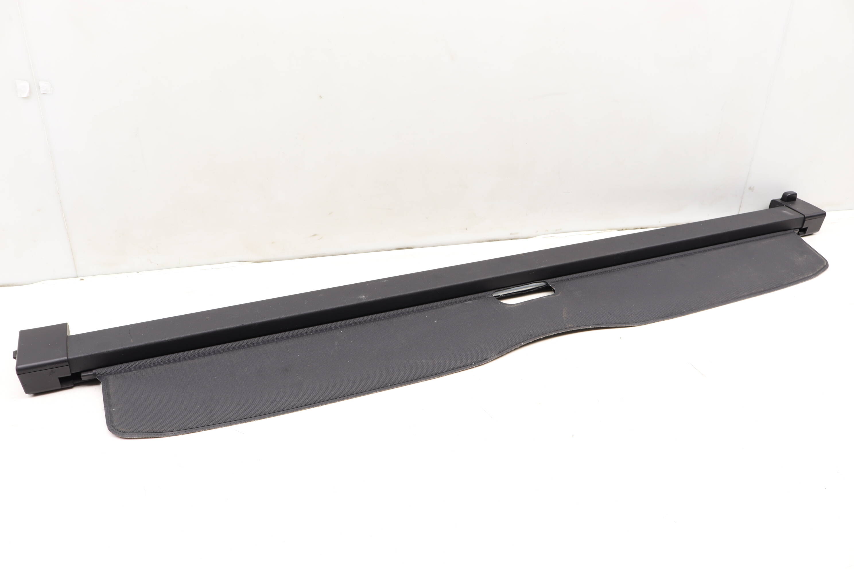 BMW Retractable Cargo Cover (X5) 51477122025
