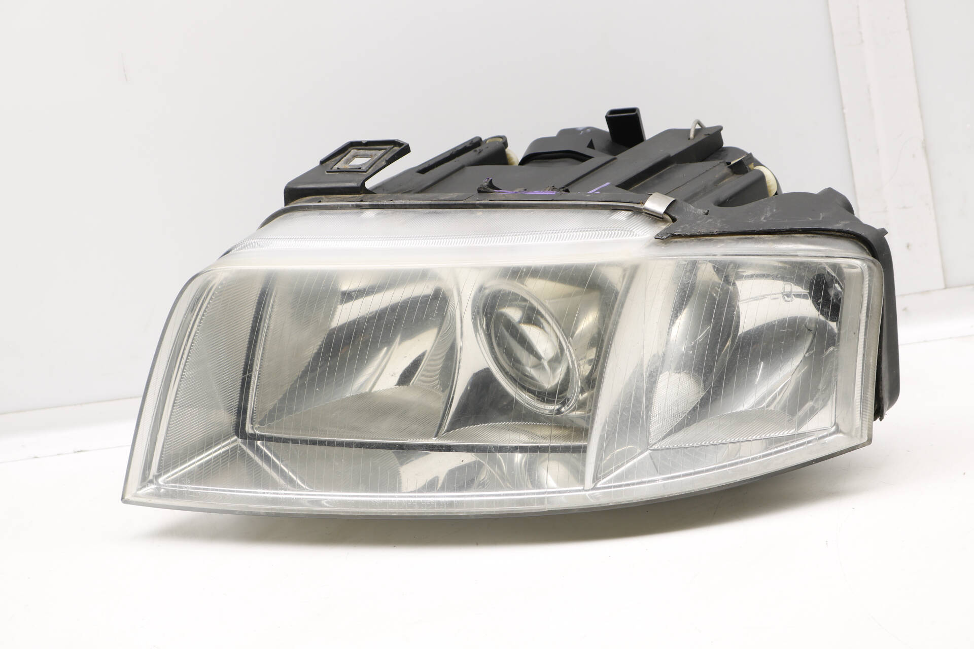 LEFT - HID XENON HEADLIGHT / HEADLAMP - AUDI A6 RS6 S6 - 4B3941003K