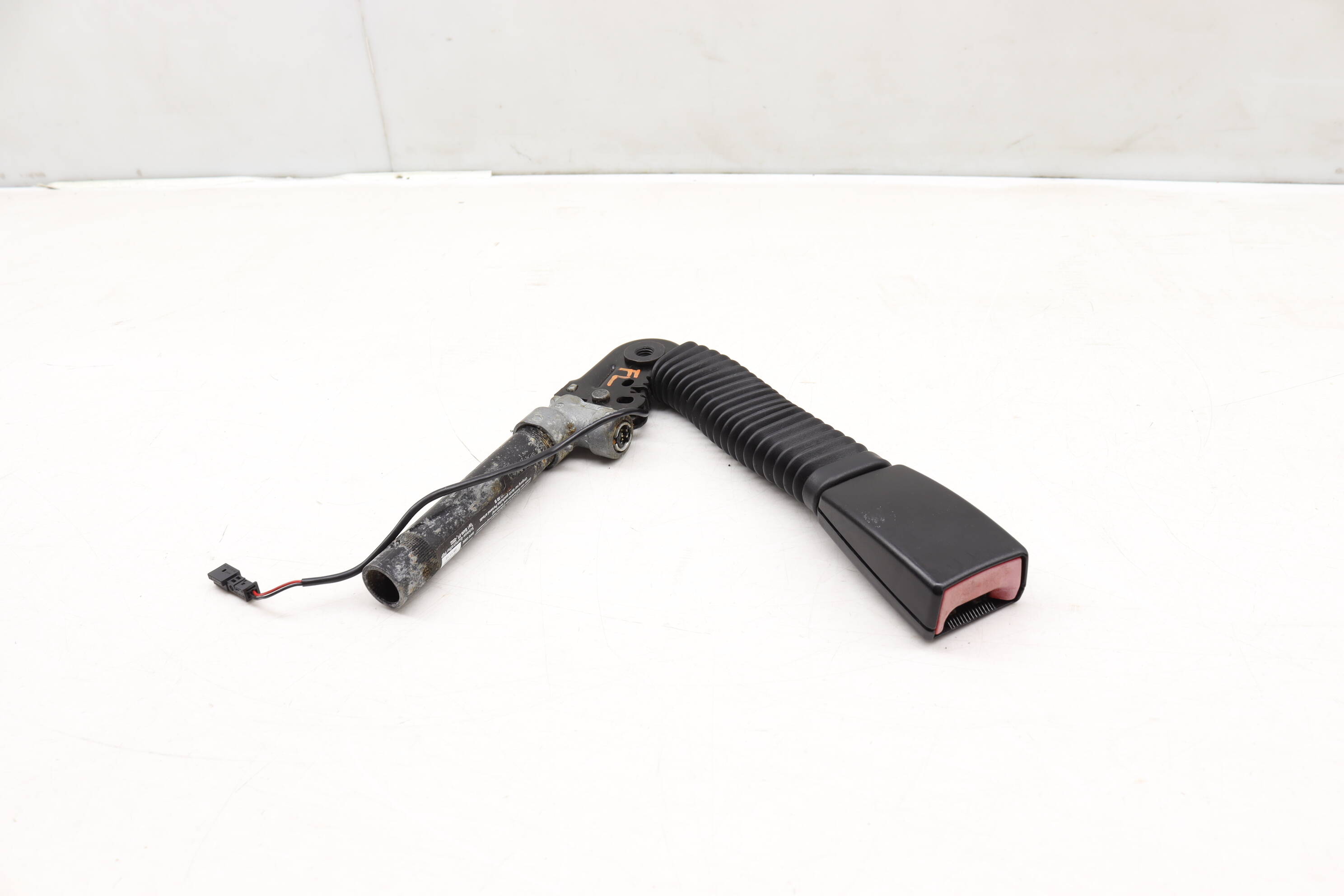 BMW Front Left Seat Belt Buckle / Receiver 72119115305