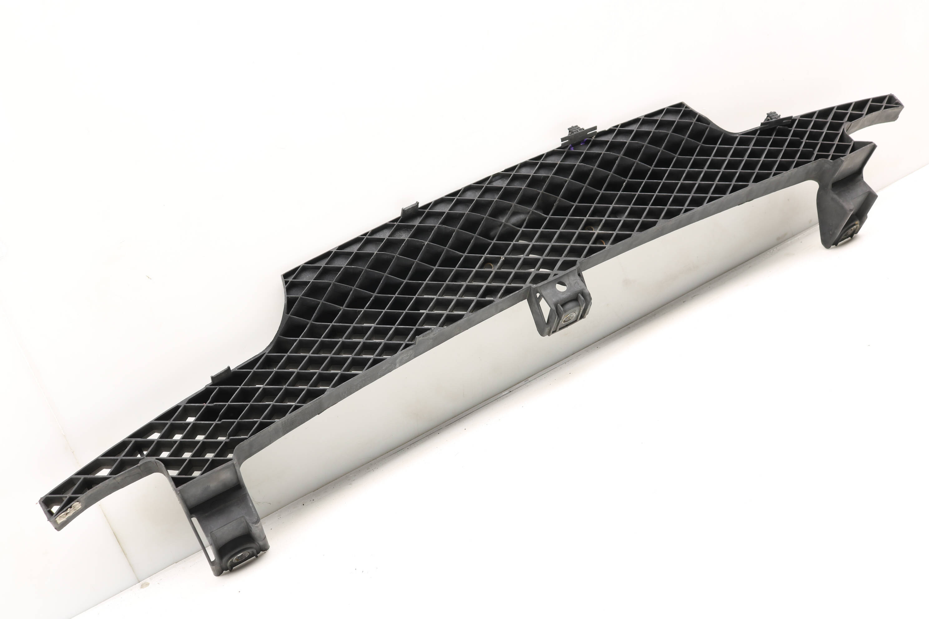 FRONT - CENTER BUMPER GUIDE / MOUNT BRACKET - VW TOUAREG - 7P6807200