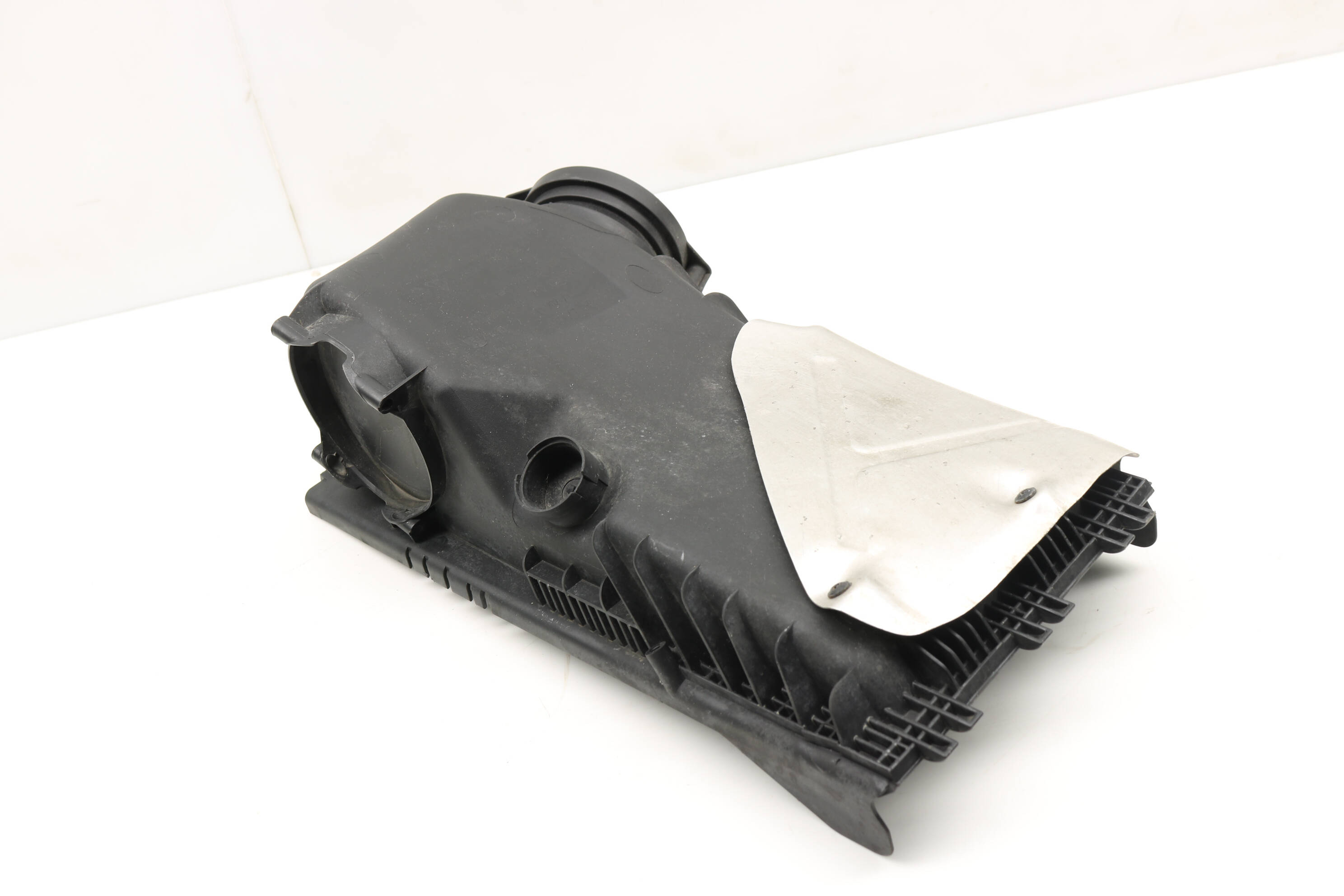 ENGINE AIR FILTER HOUSING / BOX (UPPER HALF) - VW TOUAREG - 7P6129607Q