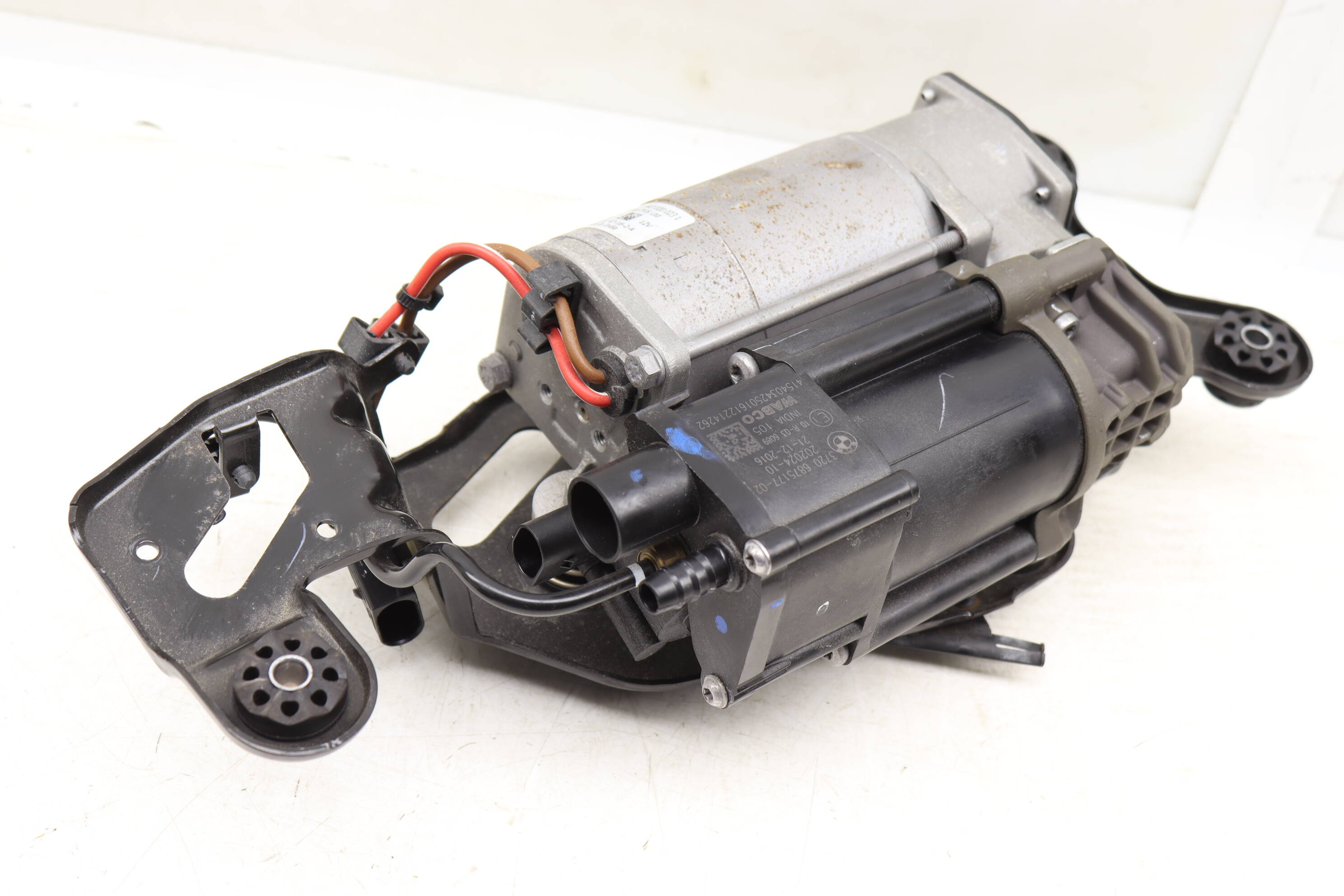 BMW Air Suspension Compressor / Pump (X6, X5) 37206875177