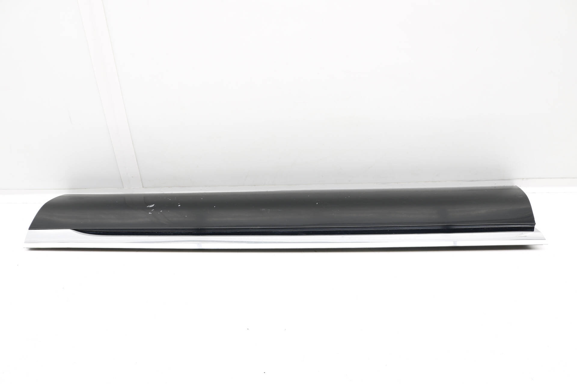 VW Front Right Lower Door Molding / Blade (Touareg) 7P6854940H