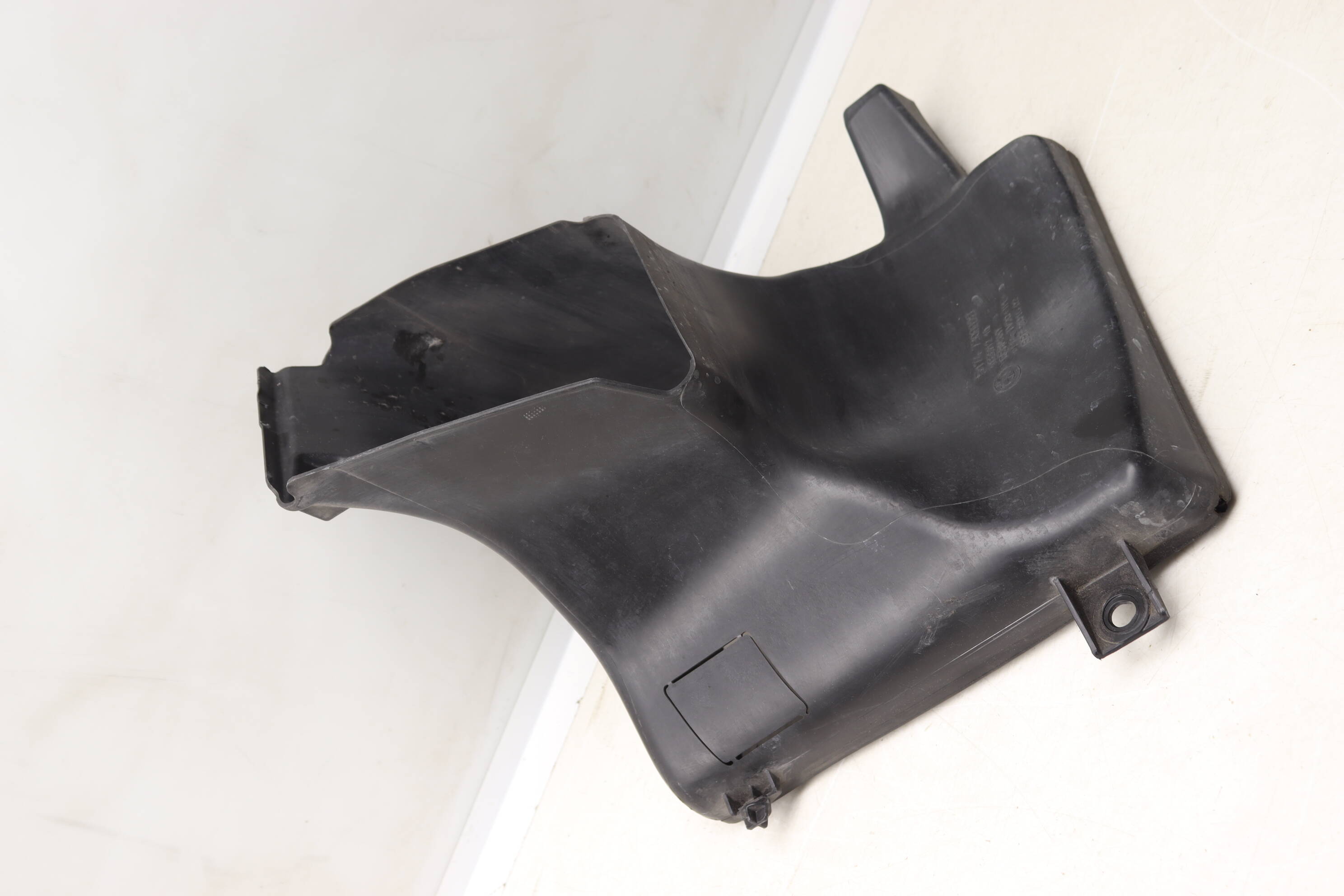 BMW Right Radiator Air Duct 51747308828