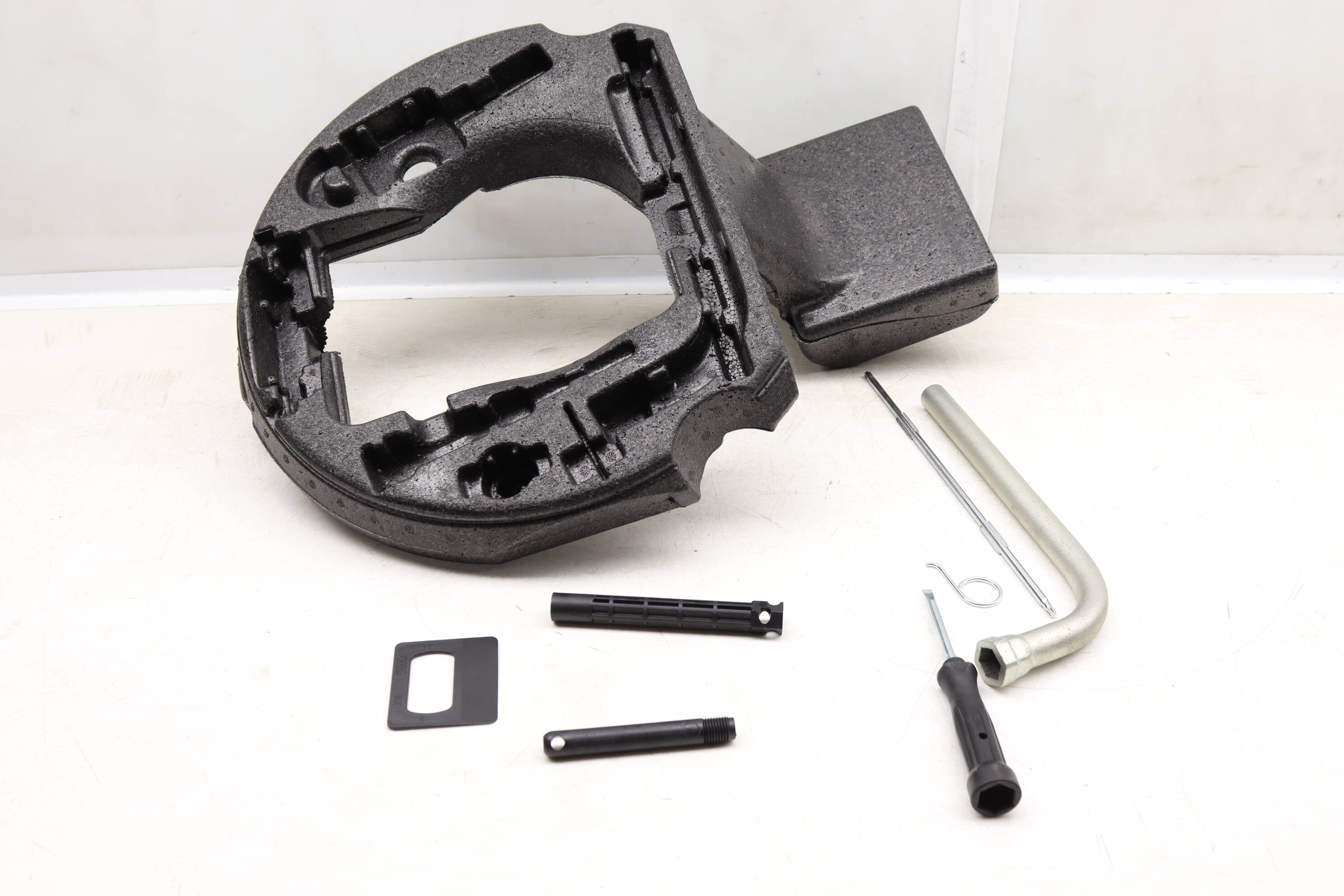 Audi Tool Kit (S6, A7 Quattro, A6 Quattro, S7, A6) 4G0012109F