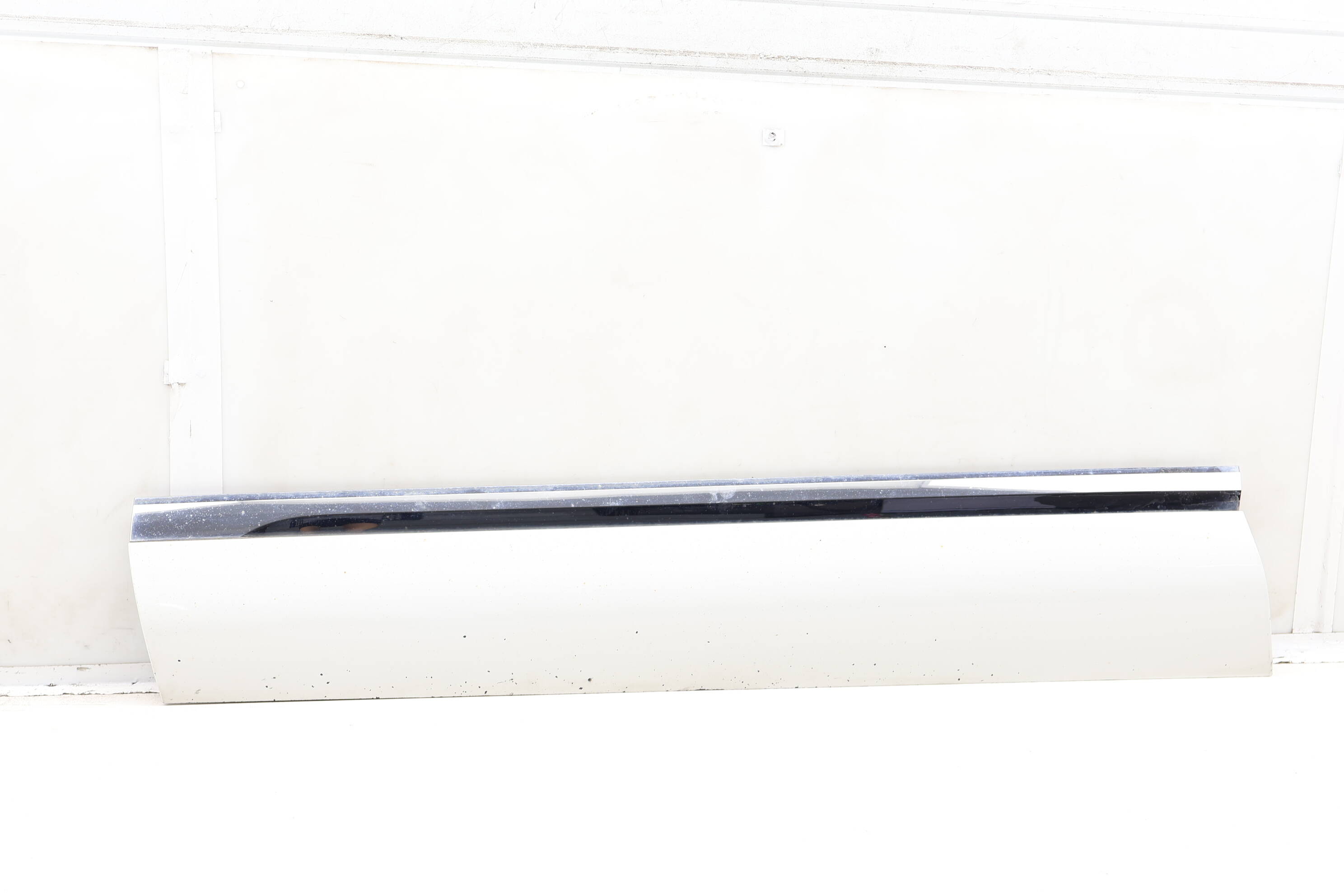 VW Front Left Lower Door Molding / Blade (Touareg) 7P6854939M