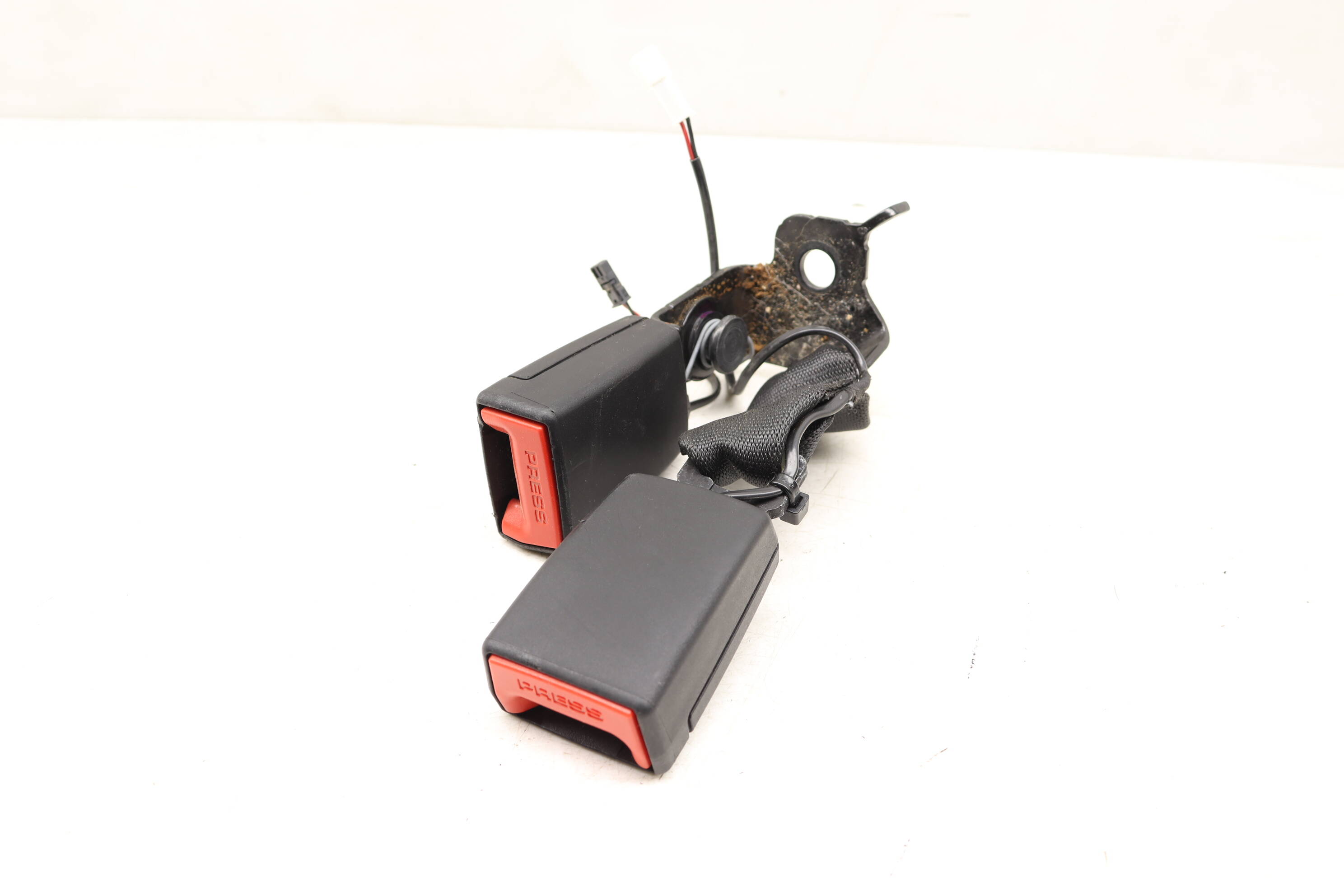 BMW Rear Right Seat Belt Buckle / Receiver (X3, X4) 72117414288