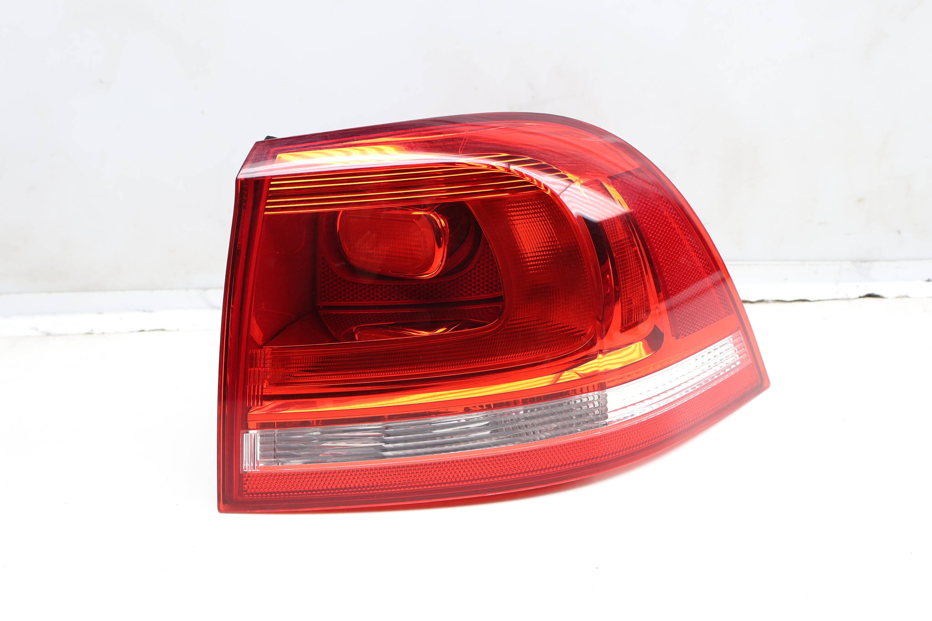 VW Right Outer Tail Light / Lamp (Touareg) 7P6945096G