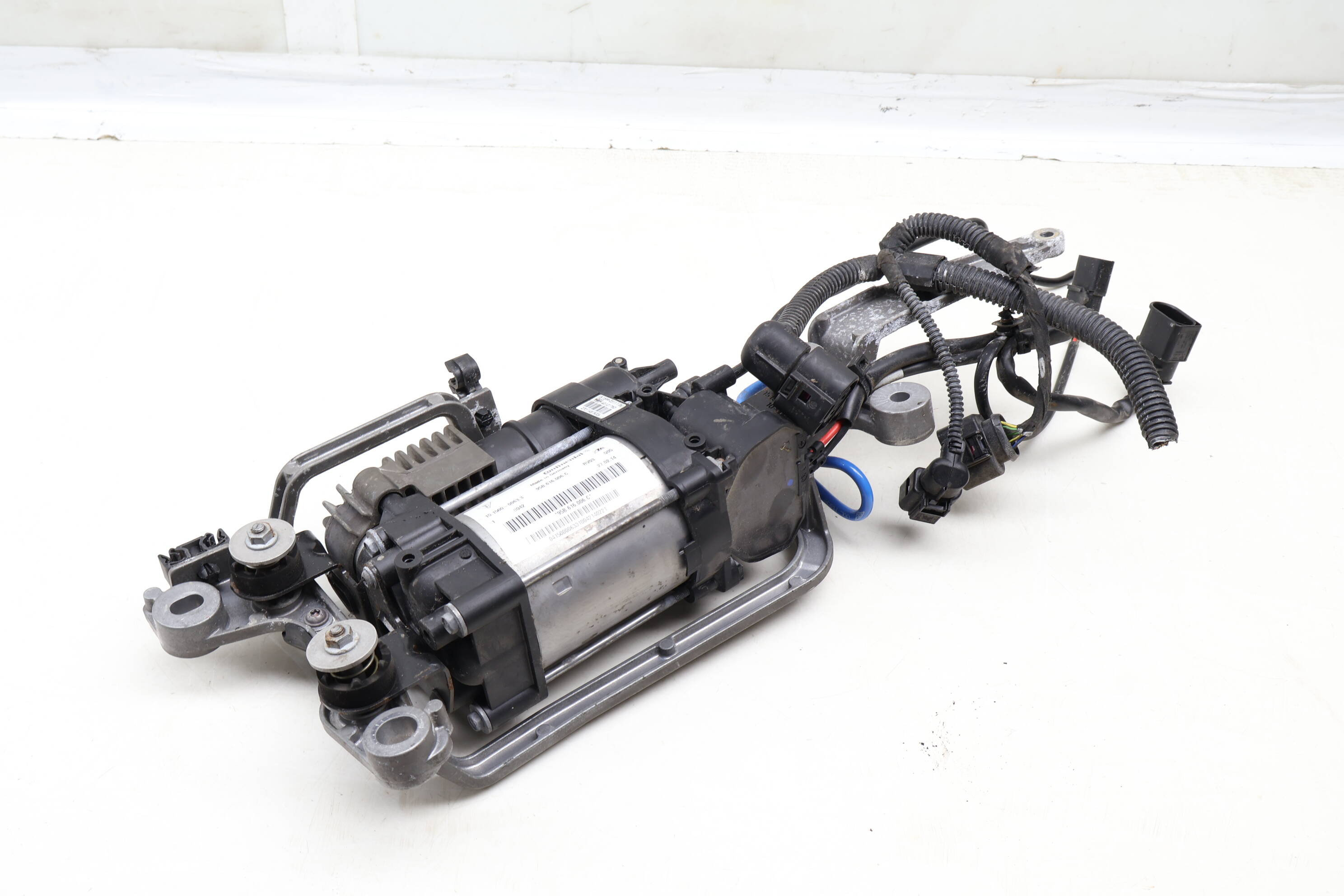 Porsche Air Suspension Compressor / Pump (Macan) 95B616006C