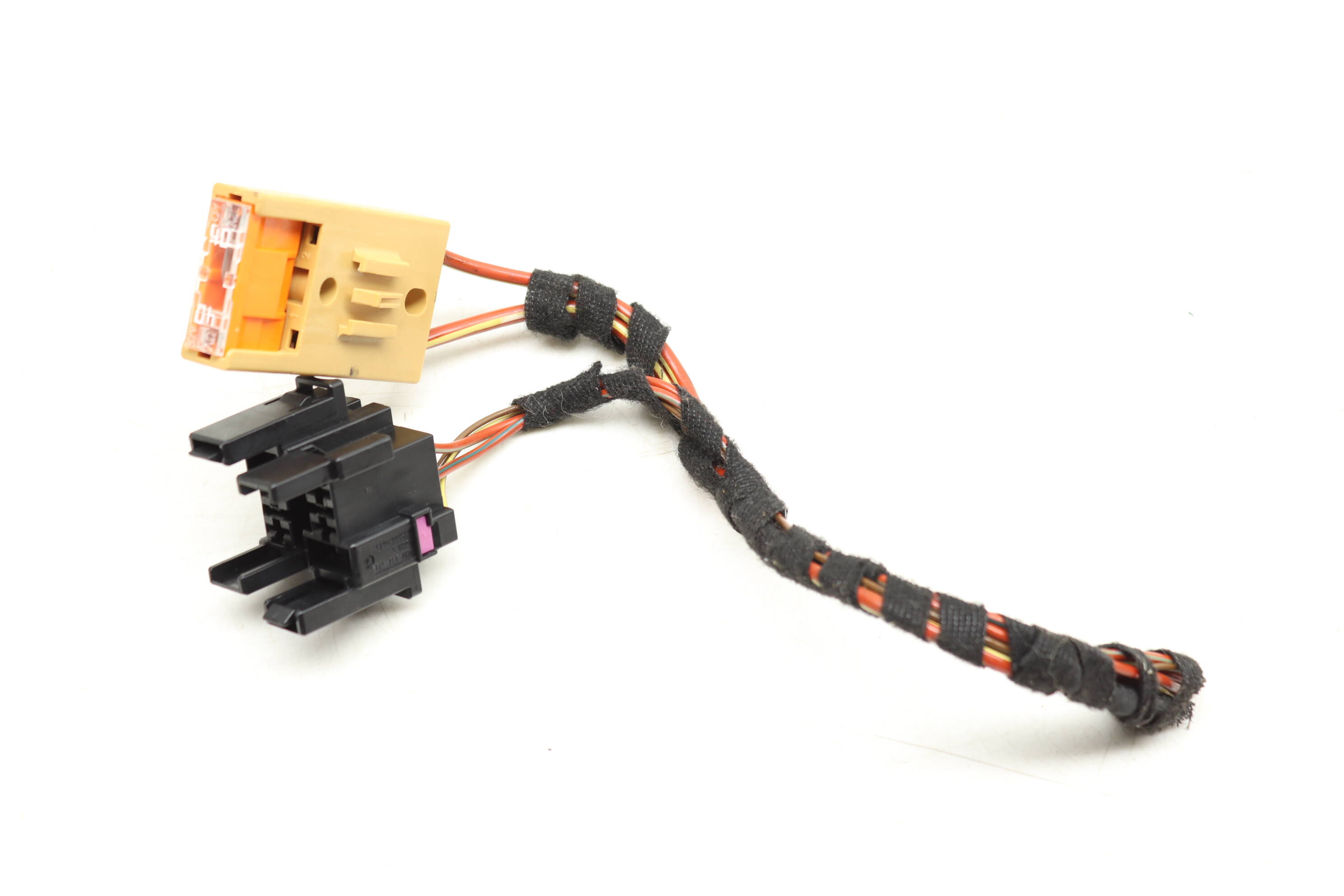 Audi Fuse Holder / Wiring Connector 8A0937530