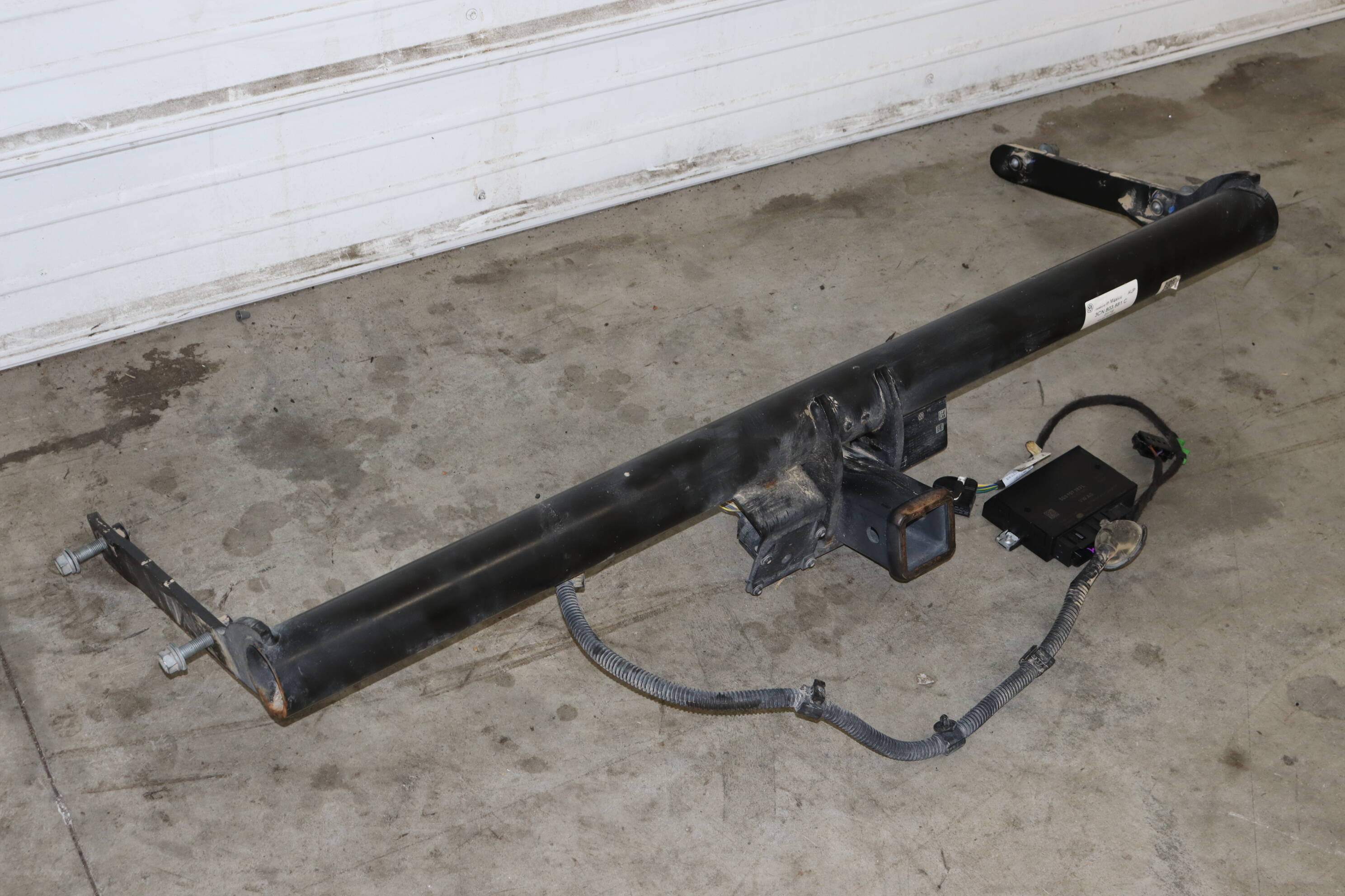 VW Trailer / Tow Hitch W/ Module (Atlas) 3CN803881C