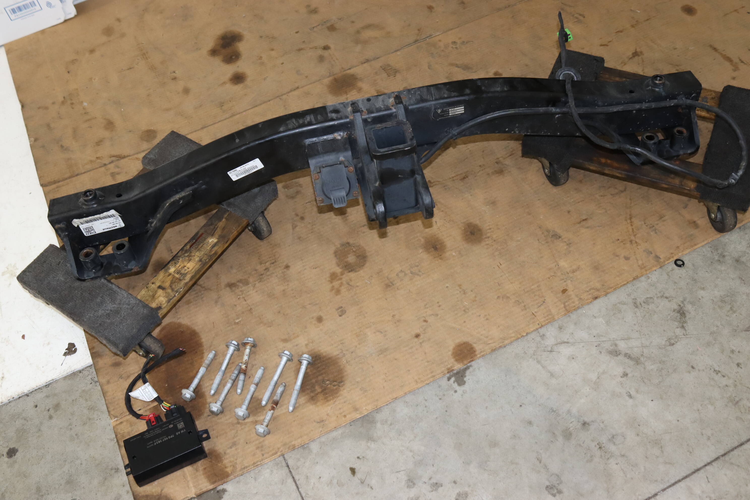 BUMPER REINFORCEMENT / TRAILER HITCH KIT - PORSCHE CAYENNE - 7P0803881