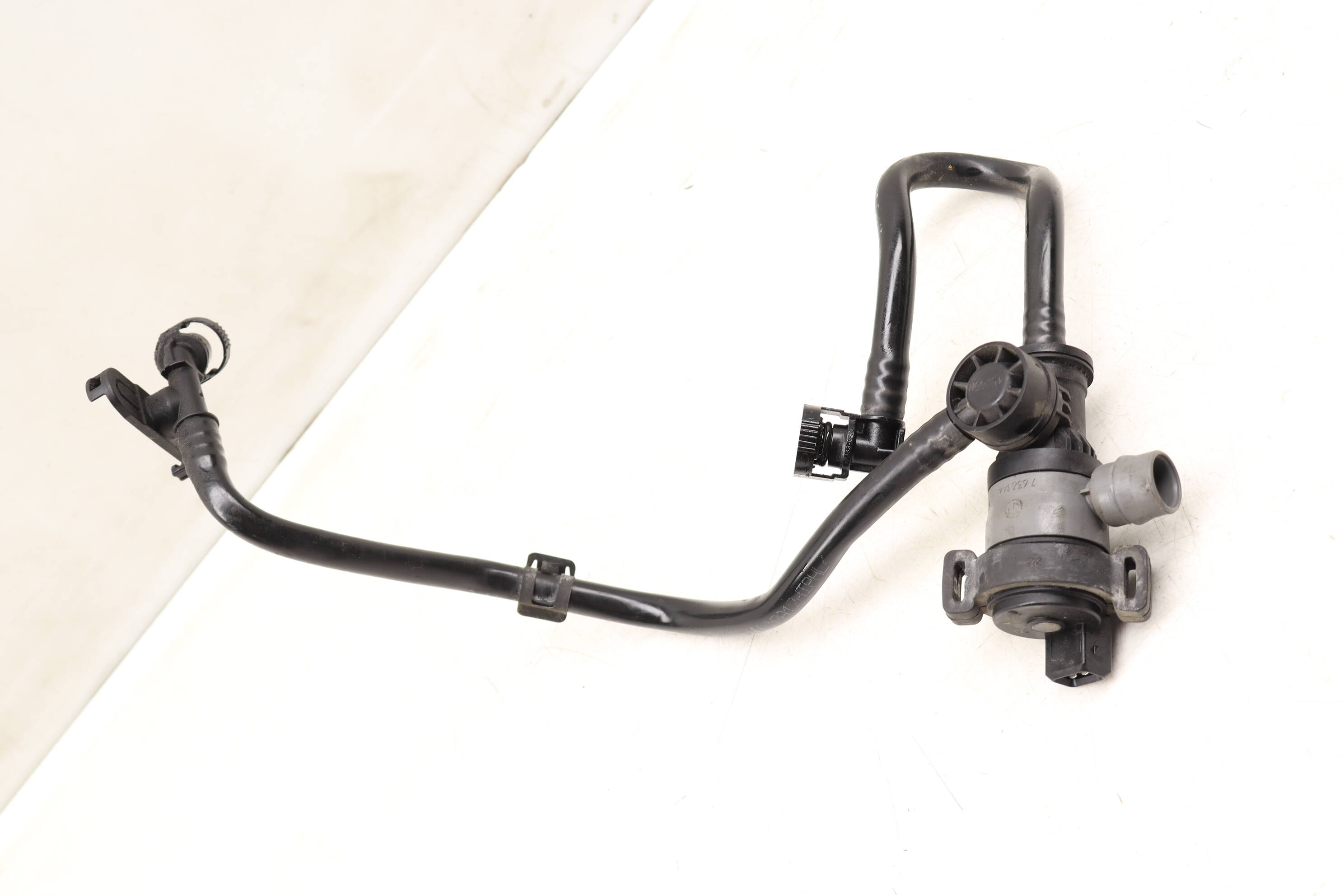 BMW Fuel Tank Valve / Breather Line 13907636145