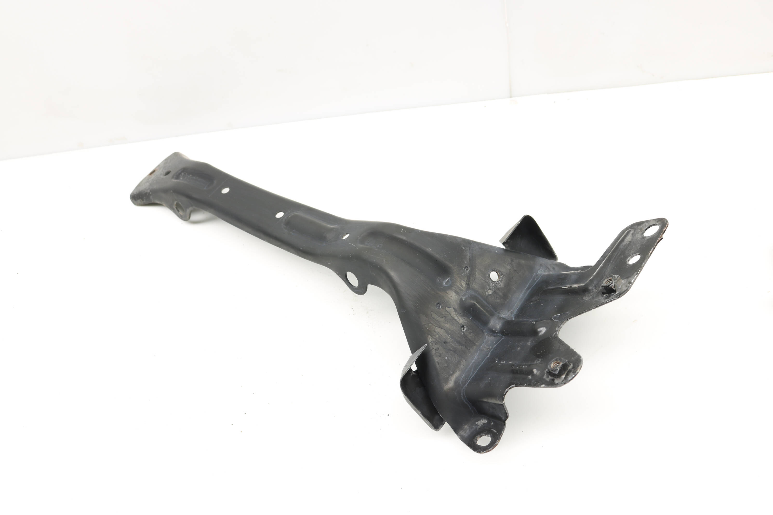 VW Center Radiator / Core Support Bracket (Touareg) 7L0805799D