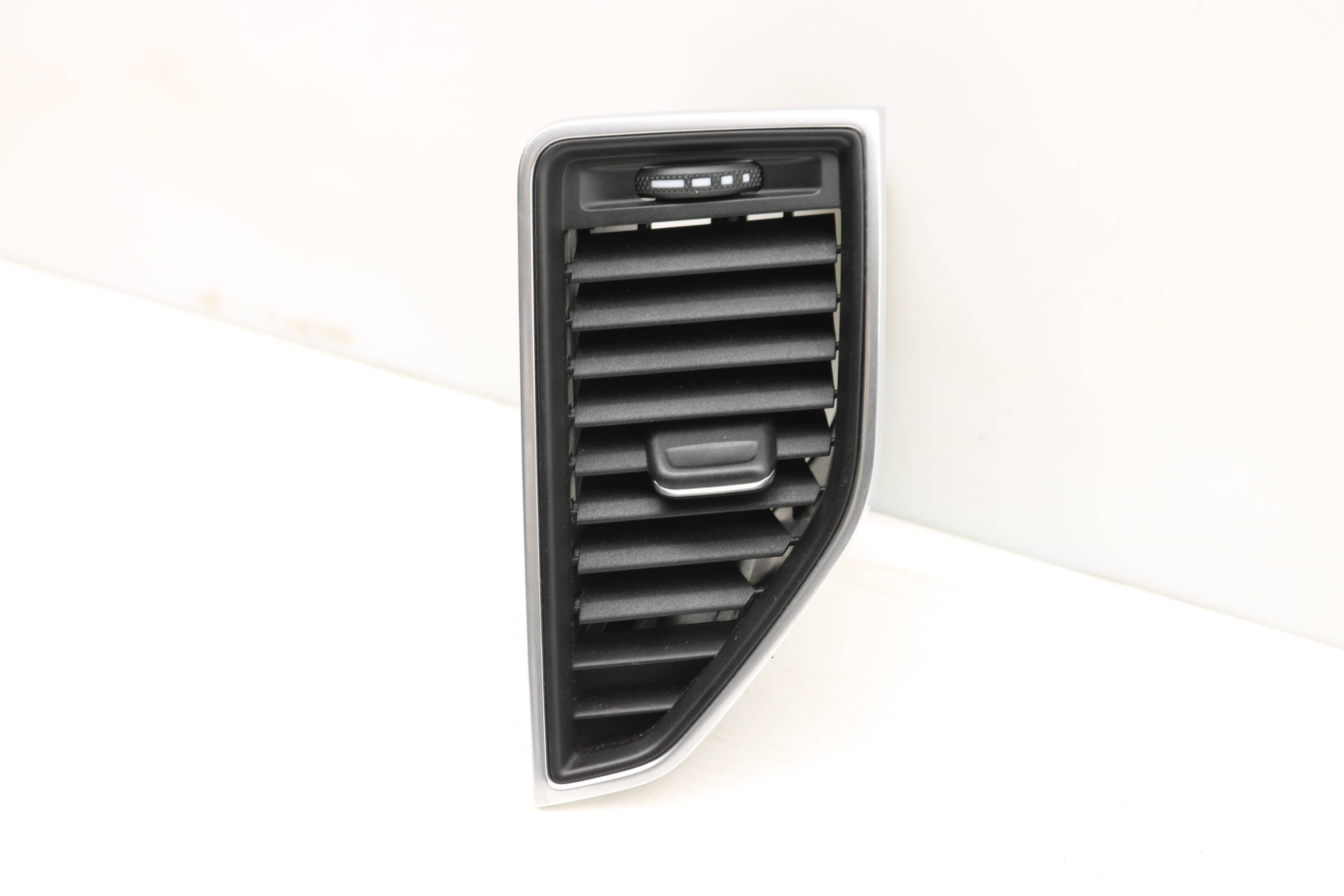 RIGHT - CENTER DASH AIR VENT - PORSCHE MACAN