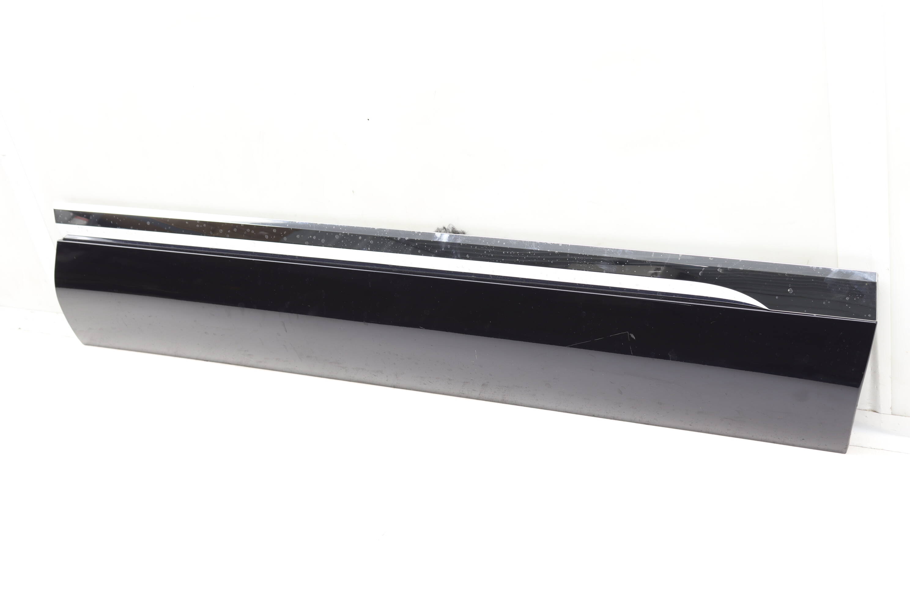 VW Front Right Lower Door Molding / Blade (Touareg) 7P6854940M