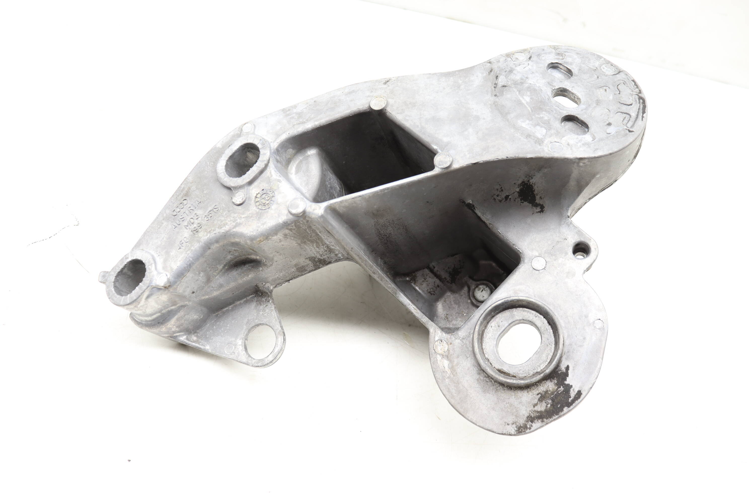 LEFT - ENGINE / MOTOR MOUNT BRACKET - AUDI A6 - 4F0199351S