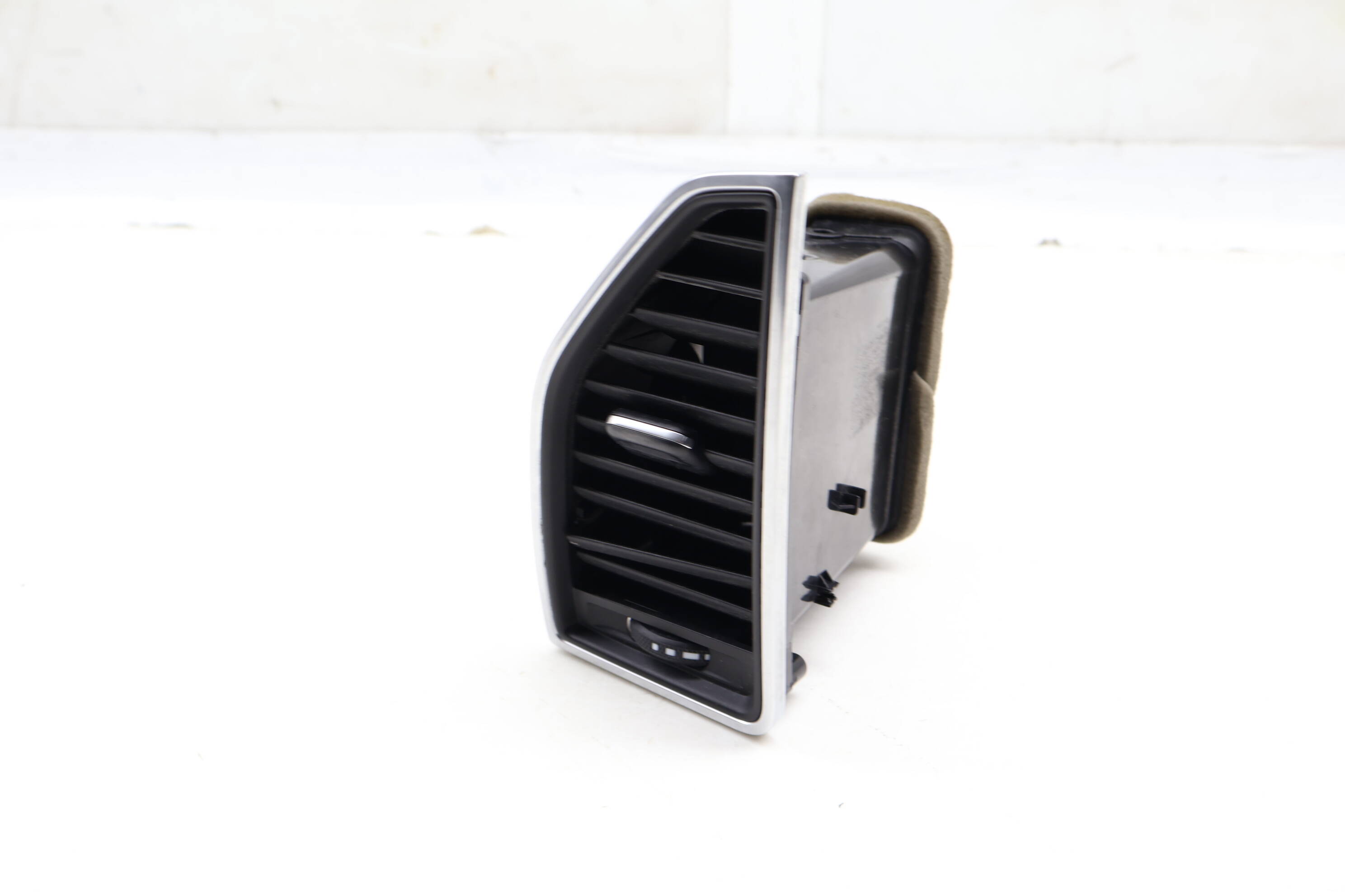 Porsche Right Center Dash Air Vent (Macan) 95B819202