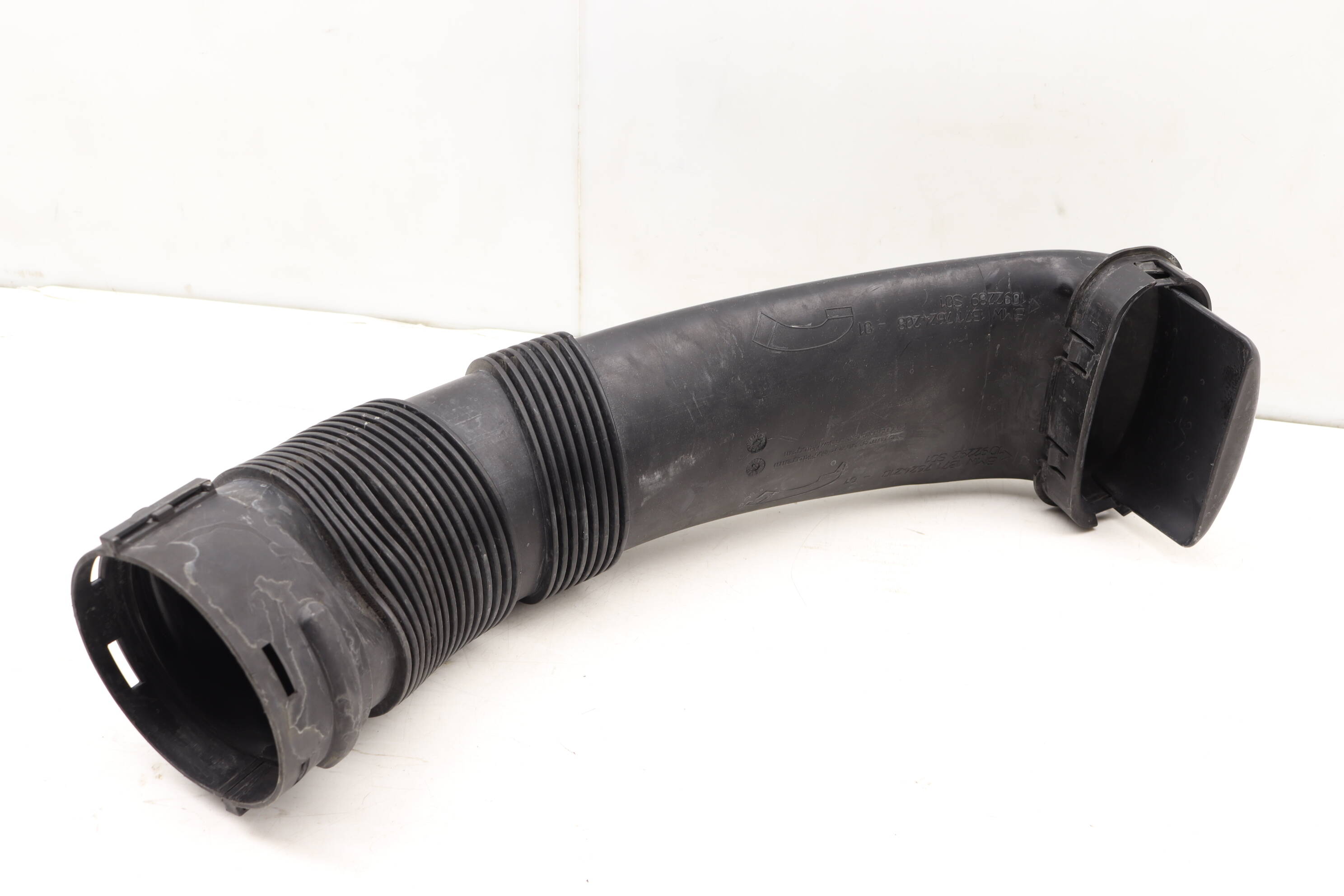 AIR INTAKE DUCT / TUBE - BMW X5 X6 - 13717624210