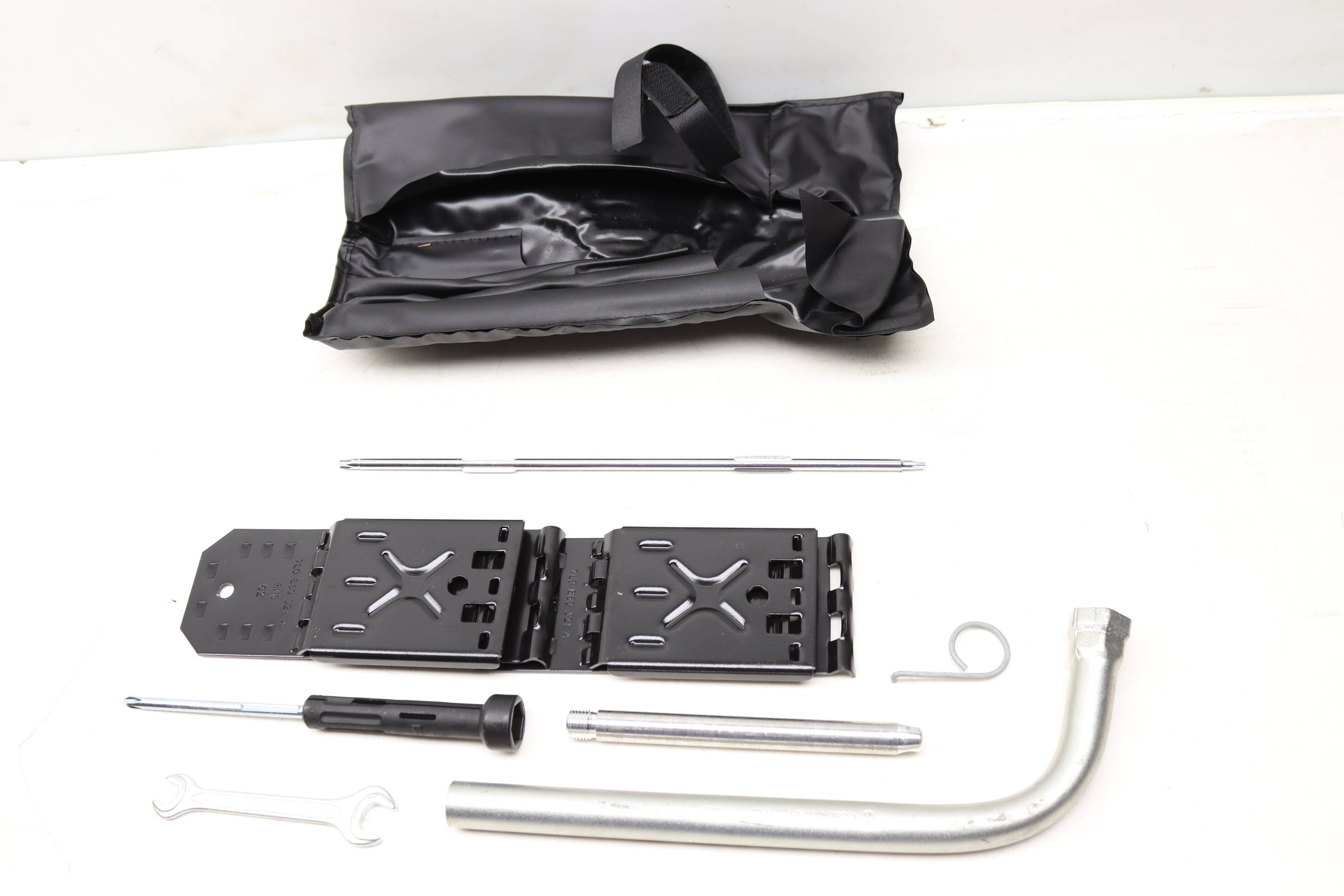Audi Spare Tire Air Compressor / Pump W/ Bracket 8D0012615C