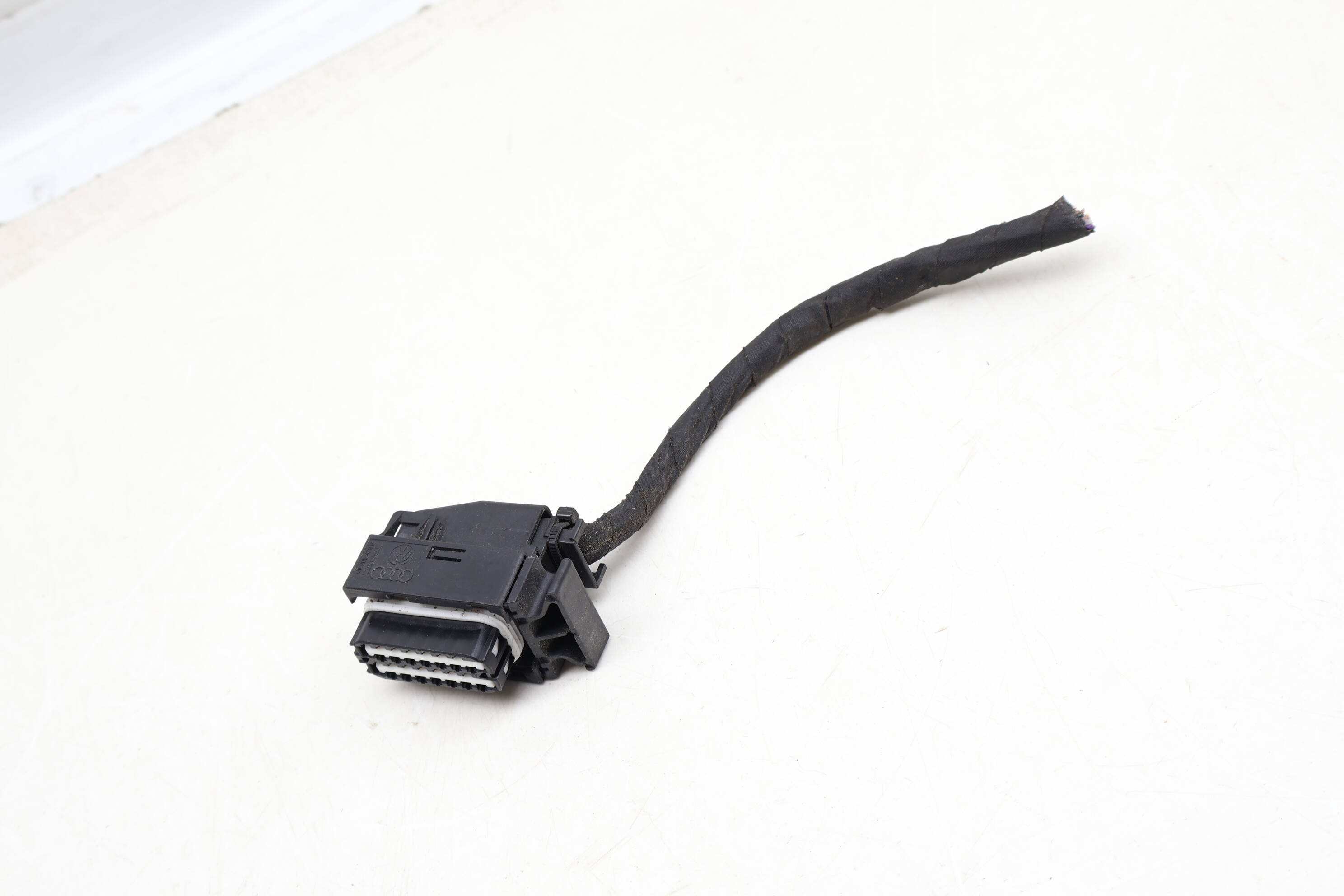 Audi Ecu / Engine Module Wiring Connector Pigtail (28-Pin)