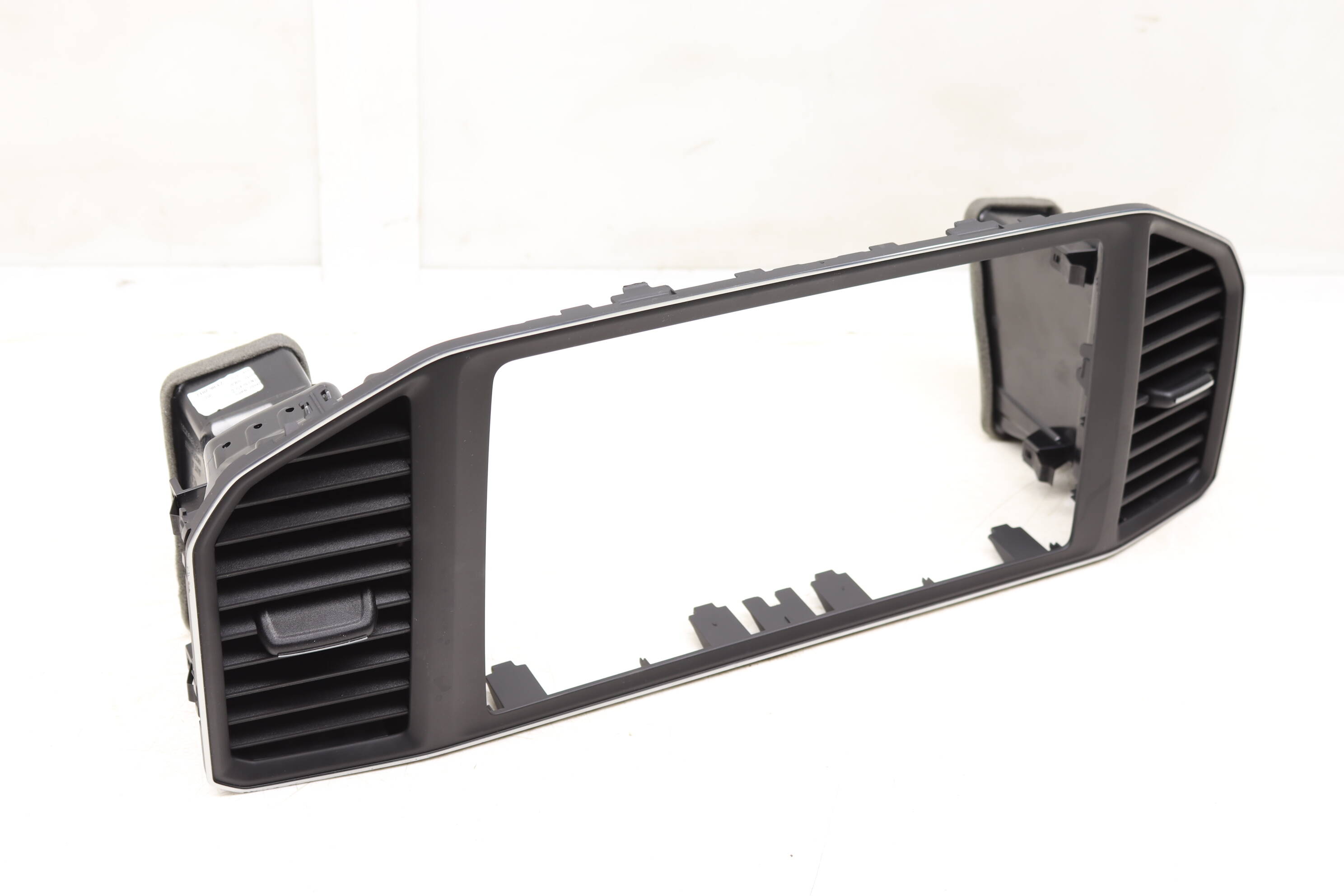 VW Front Center Dash Air Vent / Trim Bezel (Atlas) 3CN858418G