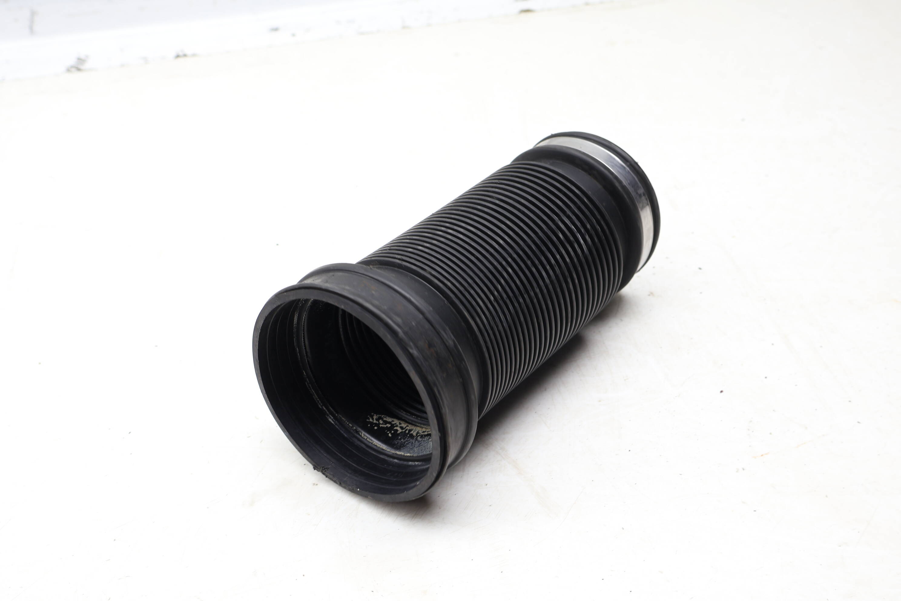 VW Air Intake Duct / Hose (Passat) 8D0129627