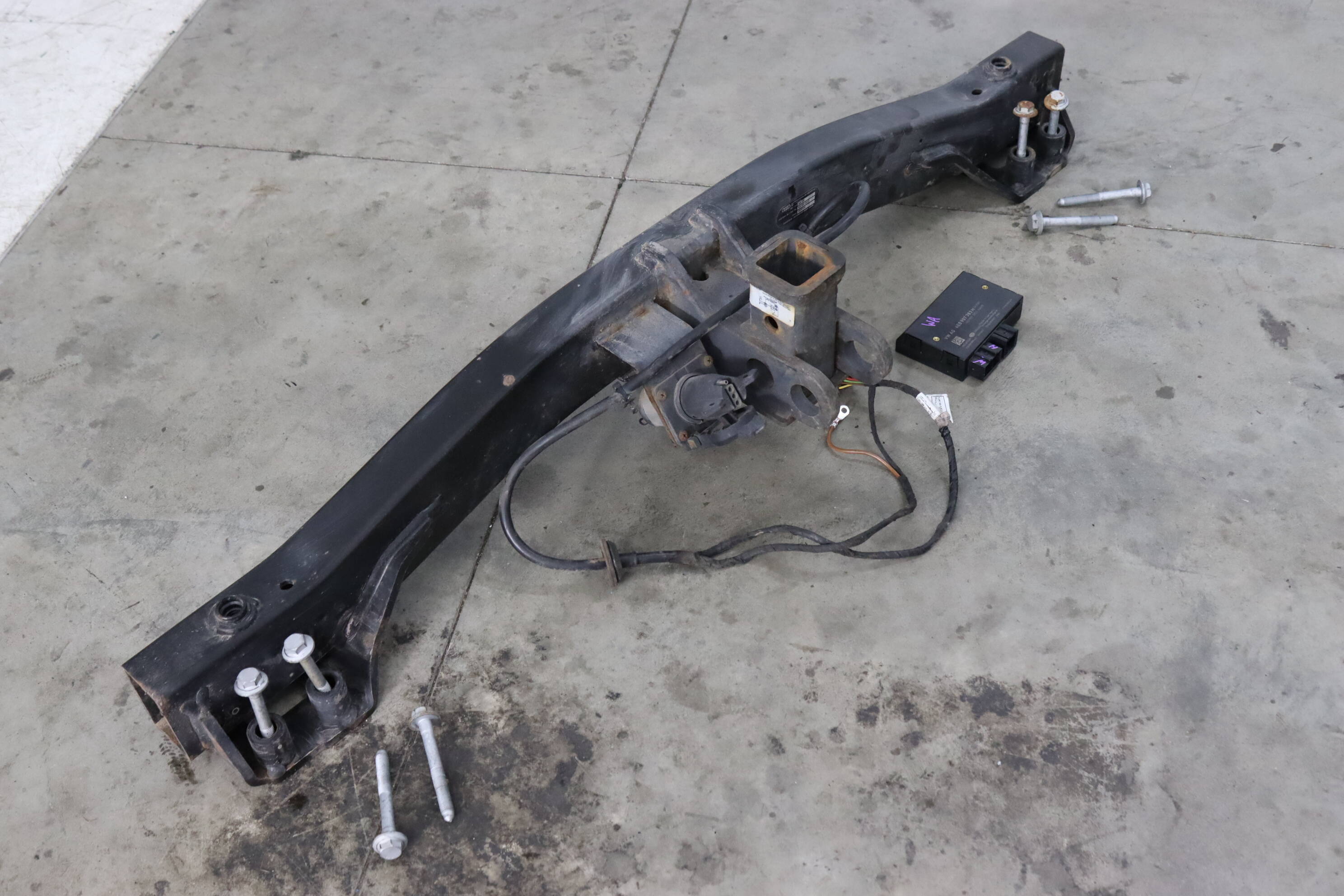 Audi Rear Bumper Reinforcement / Trailer Hitch Kit 4L0803921F