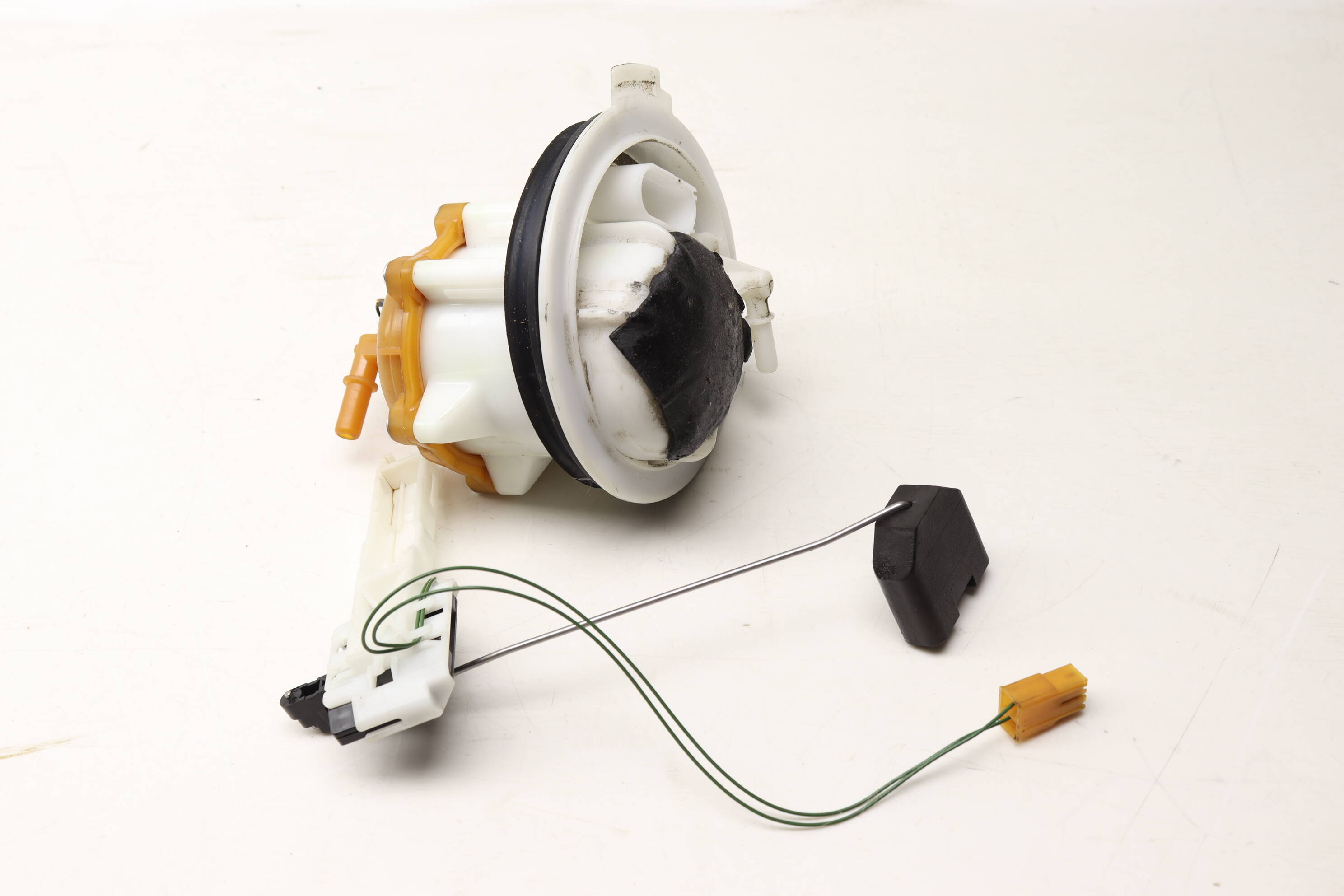 LEFT - FUEL FILTER / FLANGE W/ GAUGE SENSOR - AUDI Q7 - 7L8919679