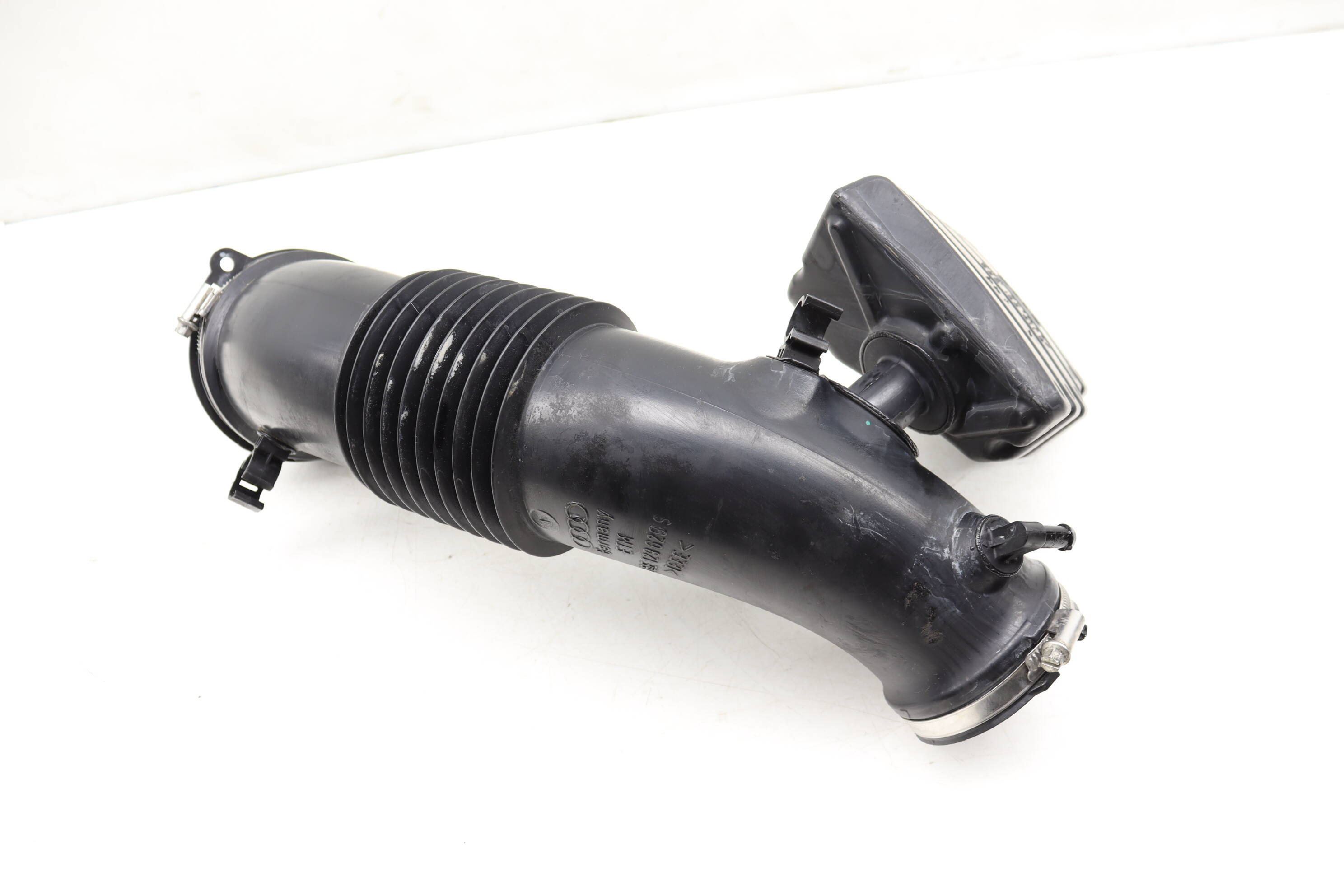 AIR INTAKE / THROTTLE BODY HOSE - AUDI Q5 - 06E129629S