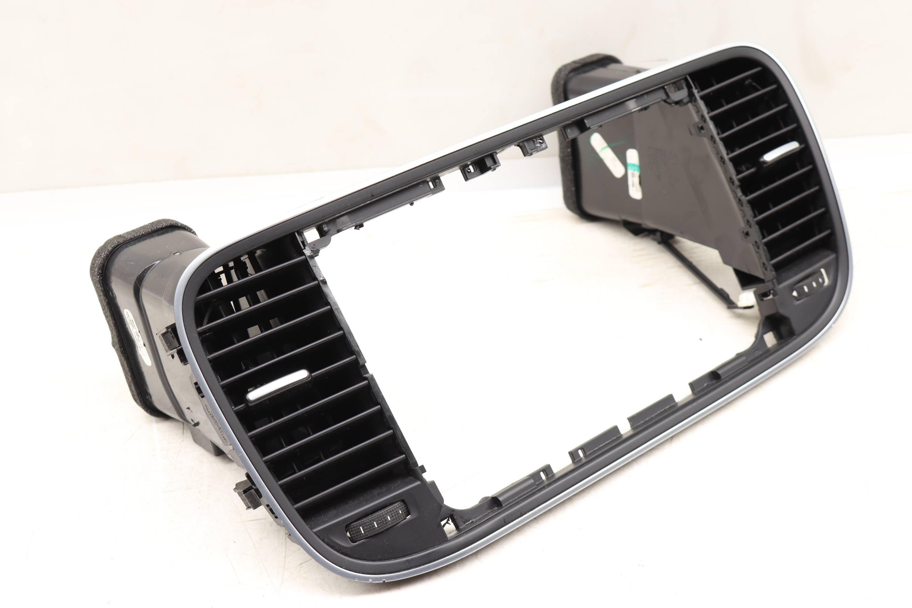 VW Center Dash Trim / Air Vent (Beetle) 5C1858069G