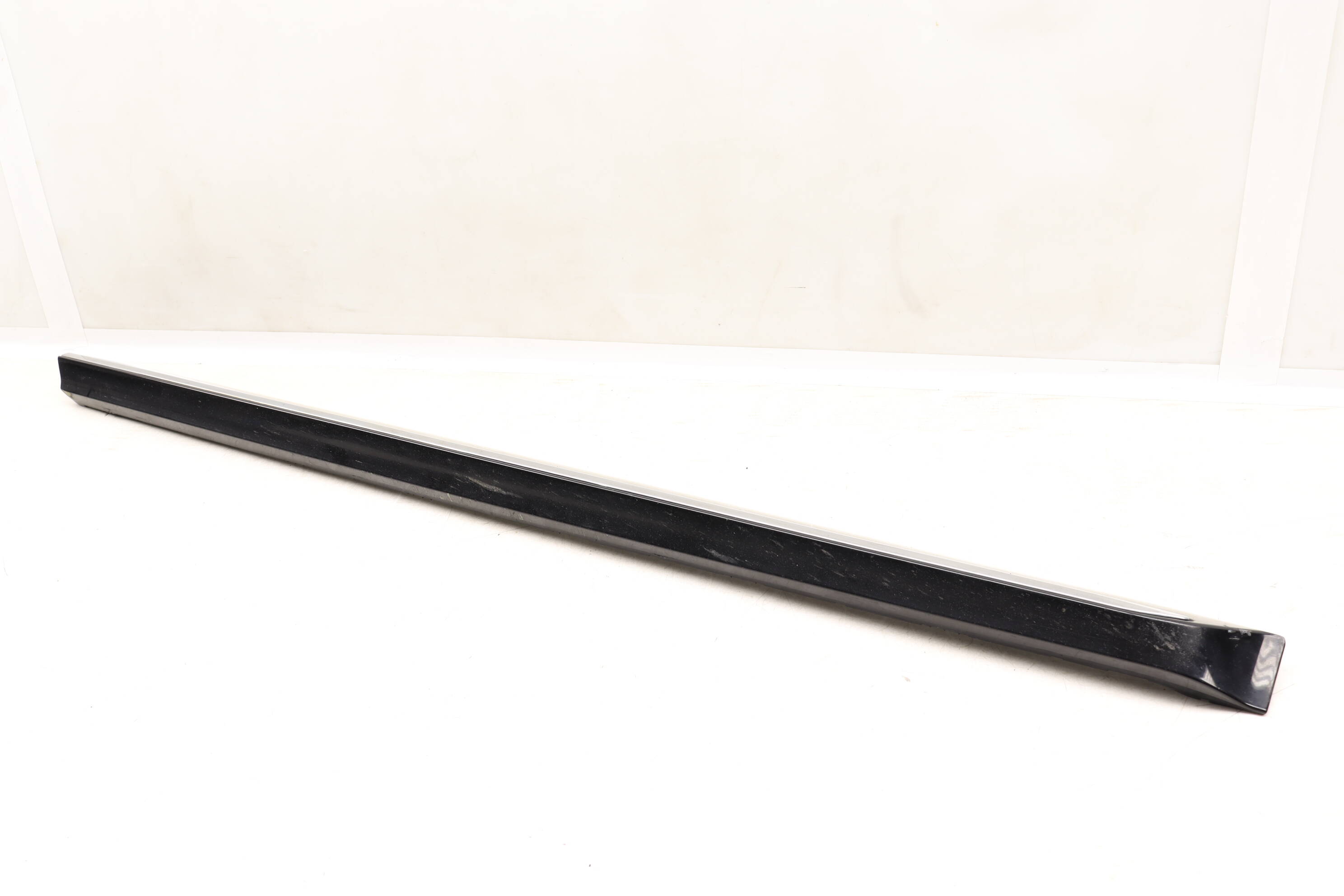 VW Front Right Lower Door Molding / Blade (Beetle) 5C5853970B