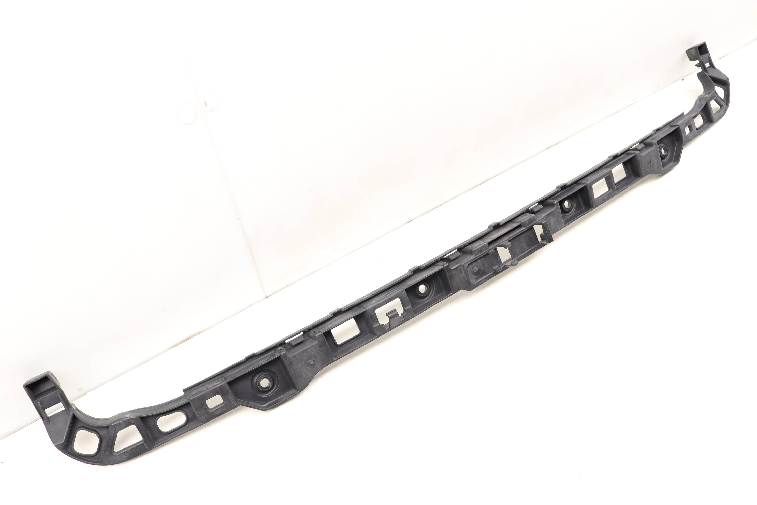 REAR - CENTER BUMPER MOUNT / BRACKET - VW GOLF R GTI - 5K6807863