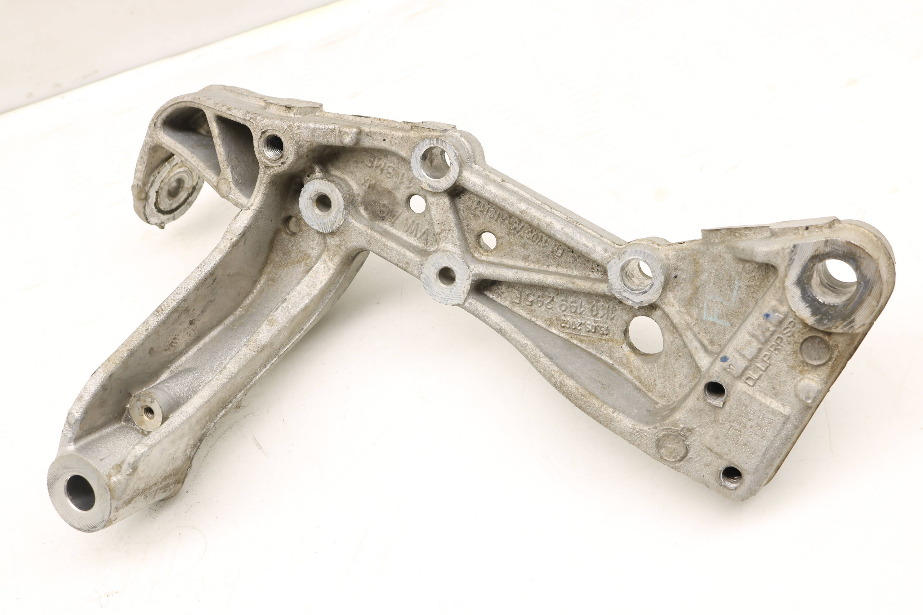 LEFT - SUBFRAME / SUB FRAME MOUNT BRACKET - AUDI A3 S3 VW EOS GTI R32
