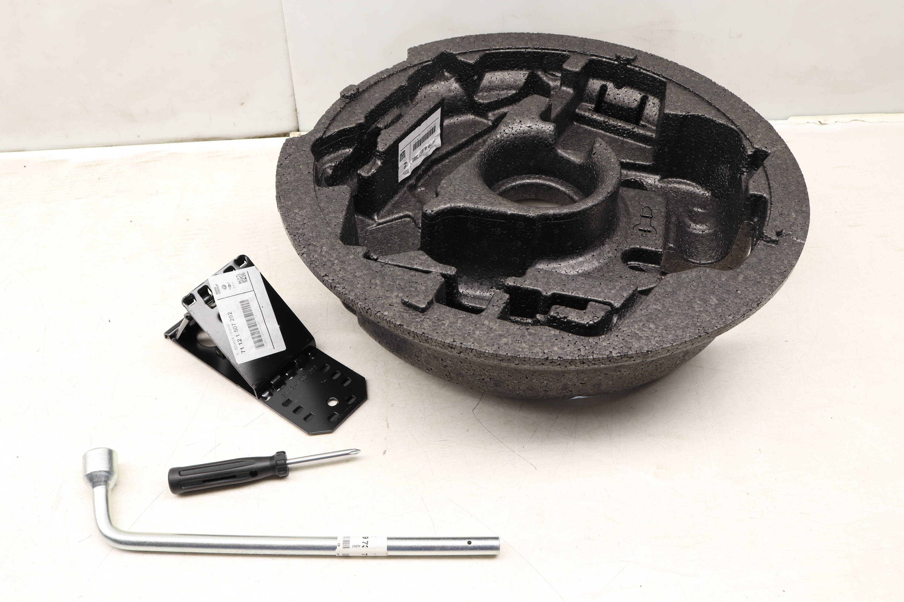 BMW Tool Kit Set / Spare Tire Insert (X1, X2) 71106857380