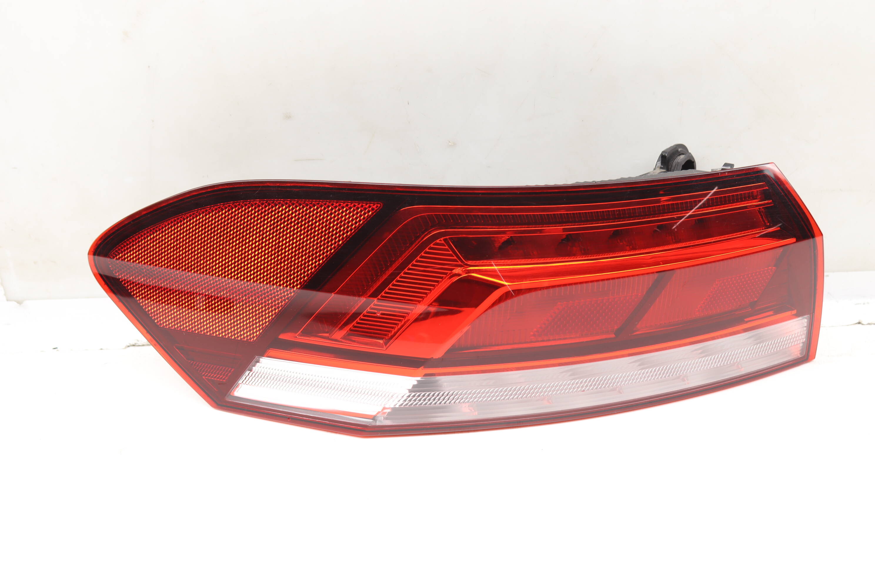 VW Left Outer Led Tail Light / Lamp (Passat) 561945095R