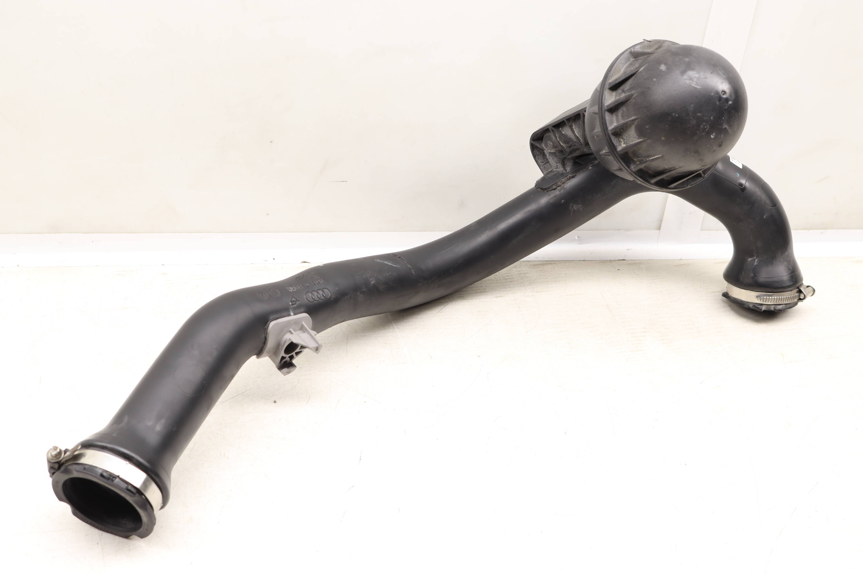 Audi Turbo Intercooler Boost Pipe / Tube 8W0145673AN