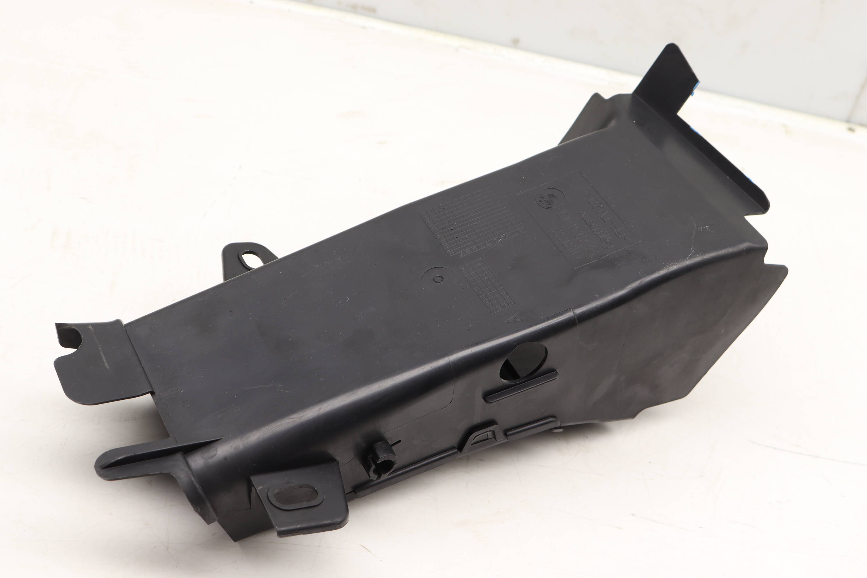 BMW Right Radiator Air Duct 51747898882