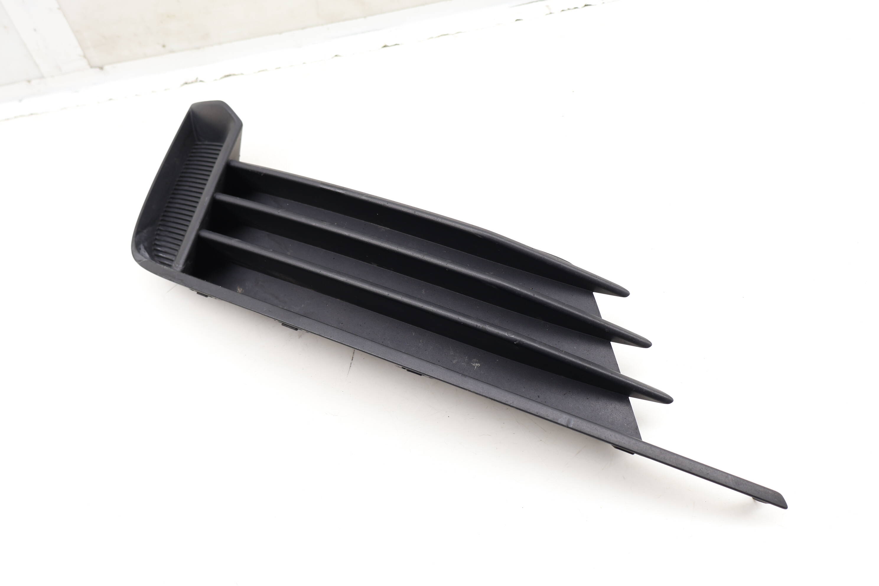 Audi Left Front Lower Bumper Grille / Cover 8V5807681