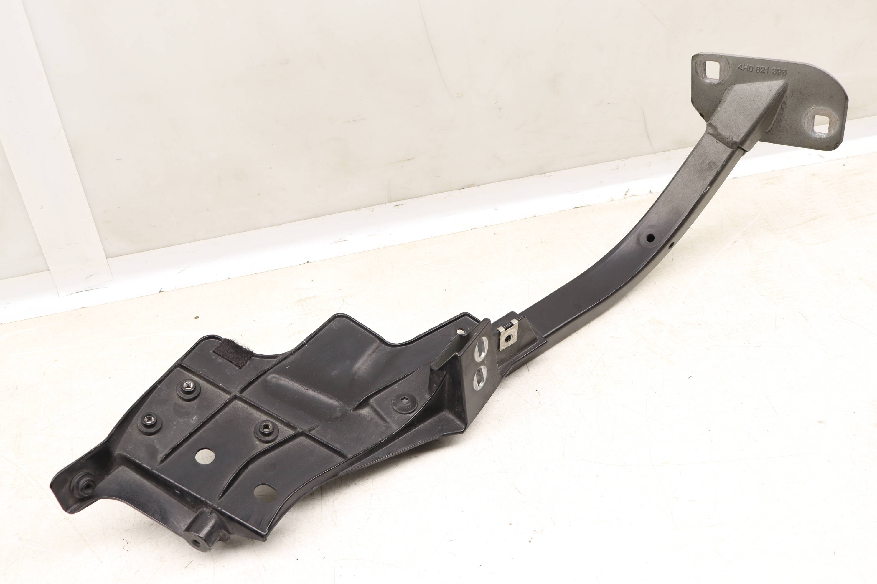 Audi Front Right Fender Mount / Bracket 4H0821234