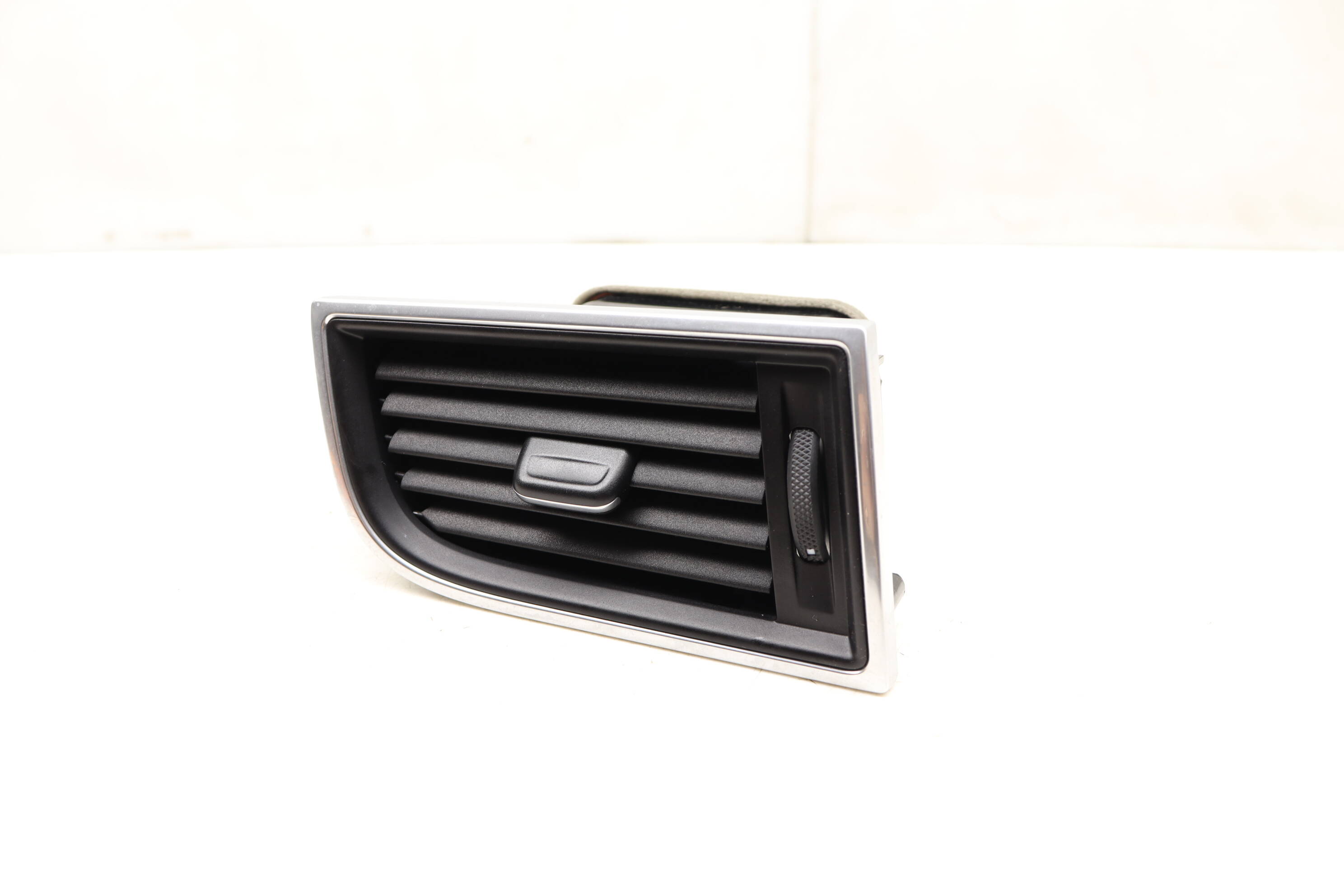 Porsche Left Dash Air Vent (Macan) 95B819701E